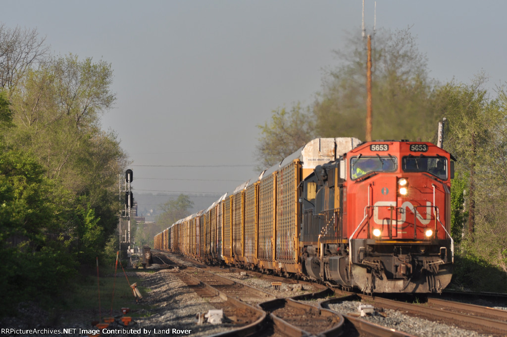 CN 5653 On CSX Q 512 Northbound