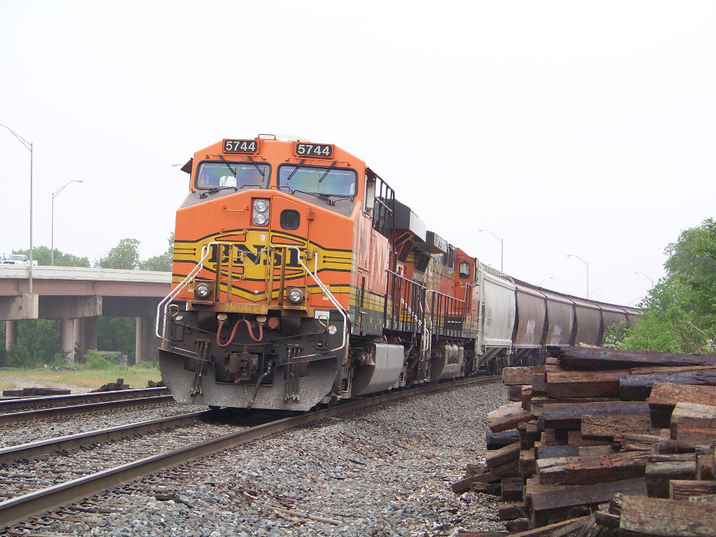 BNSF ES44AC 5744