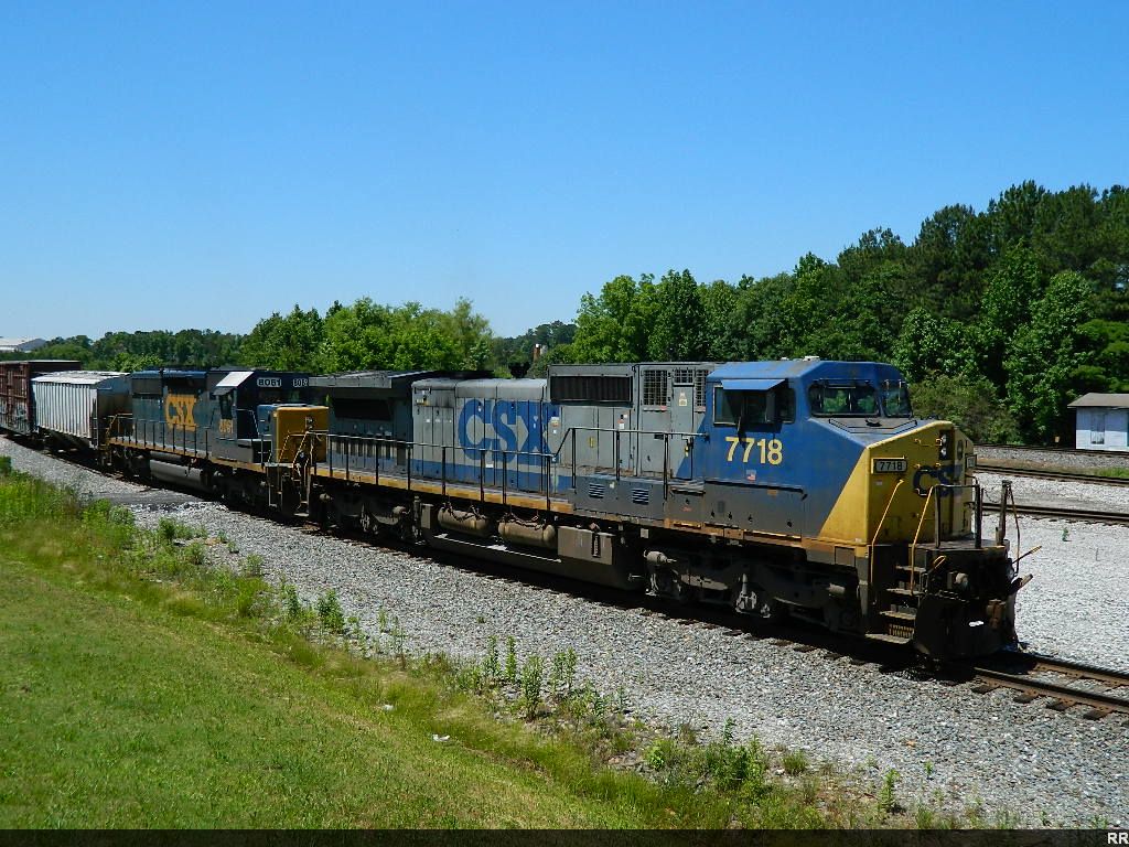 CSX 7718(C40-8W) 8061(SD40-2)