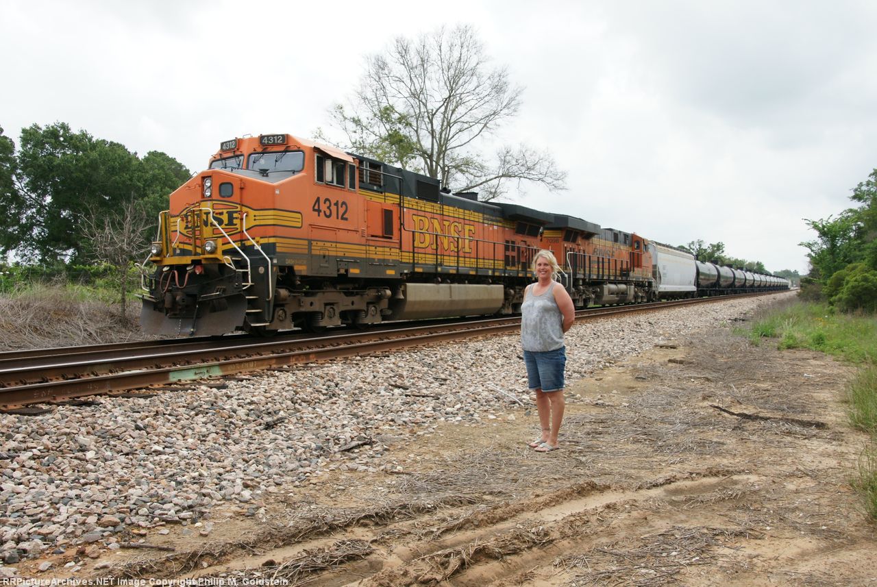 BNSF 4312 - Railfanning with the honey