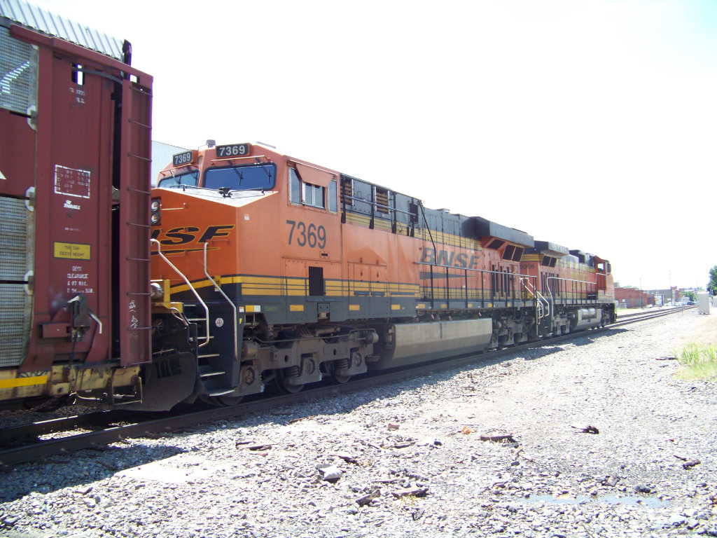 BNSF ES44DC 7369
