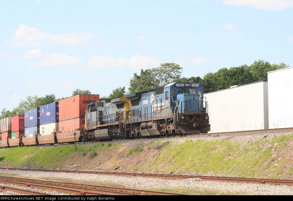 Q118-28 descends the grade to Mt Vernon St and to the NYS&W interchange with an ex CR C40-8 leading