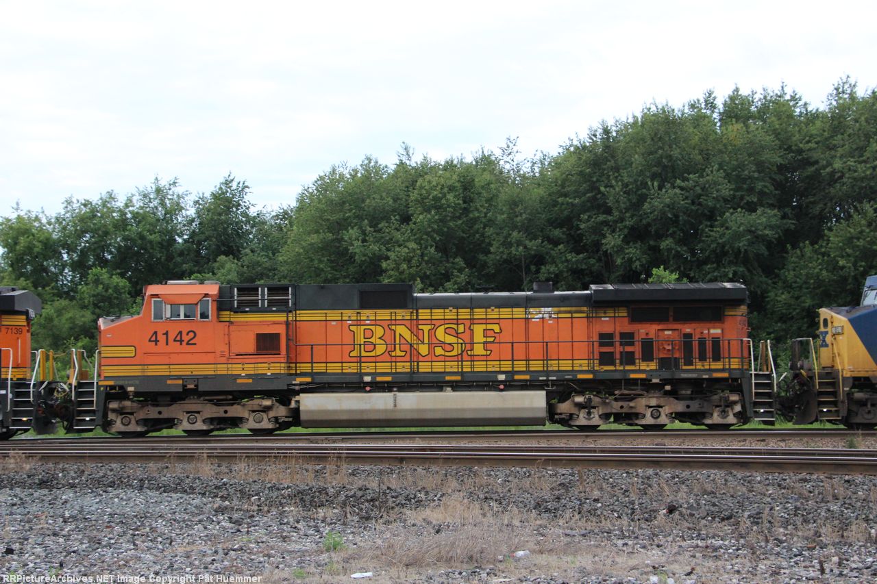 BNSF 4142