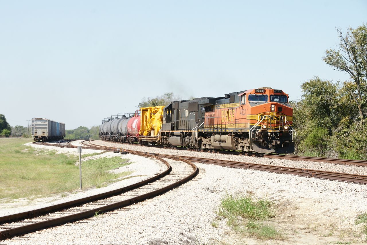 BNSF 4333 & IC 1016