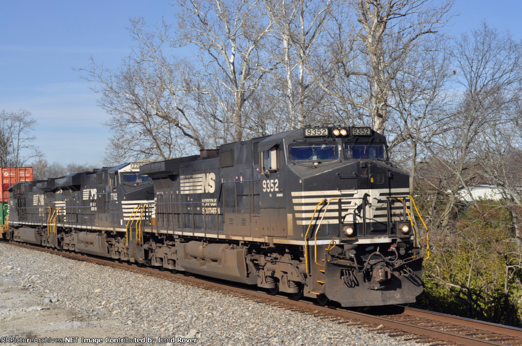 NS 9352 On NS 215 Eastbound