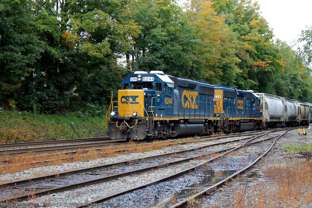 CSX 6244 arrives at Palmer