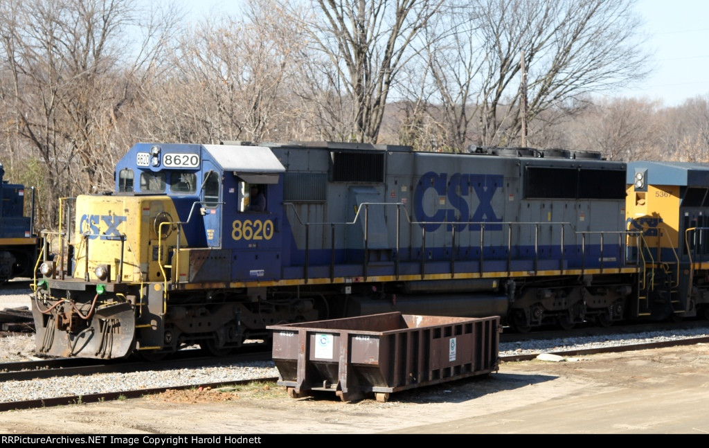 CSX 8620 leads train F741 southbound
