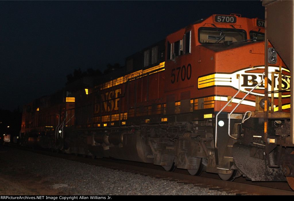 BNSF 5700