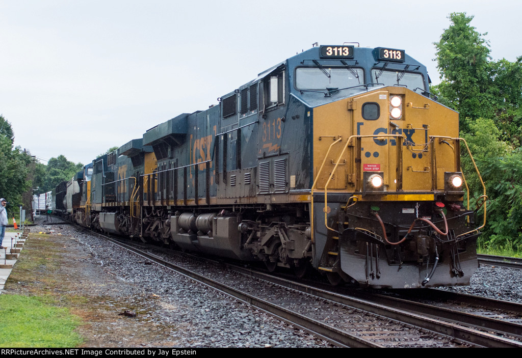 CSX 3113 leads Q426 into the siding at CP-83