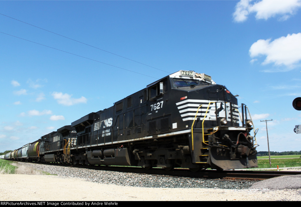 Down low for NS 7627 leading EB mainfest 280 at Wolfram Road