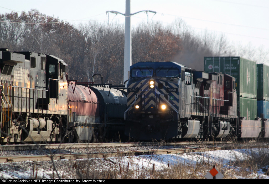 CEFX 1050 with westbound intermodal train 199 overtakes the stopped 471