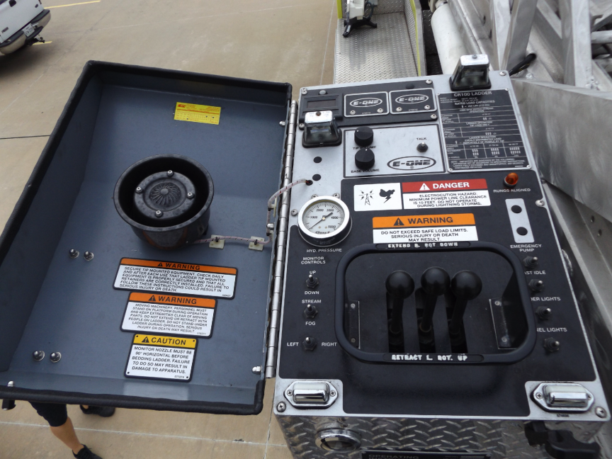 2003 E-One Cyclone 100' Ladder | Used Truck Details