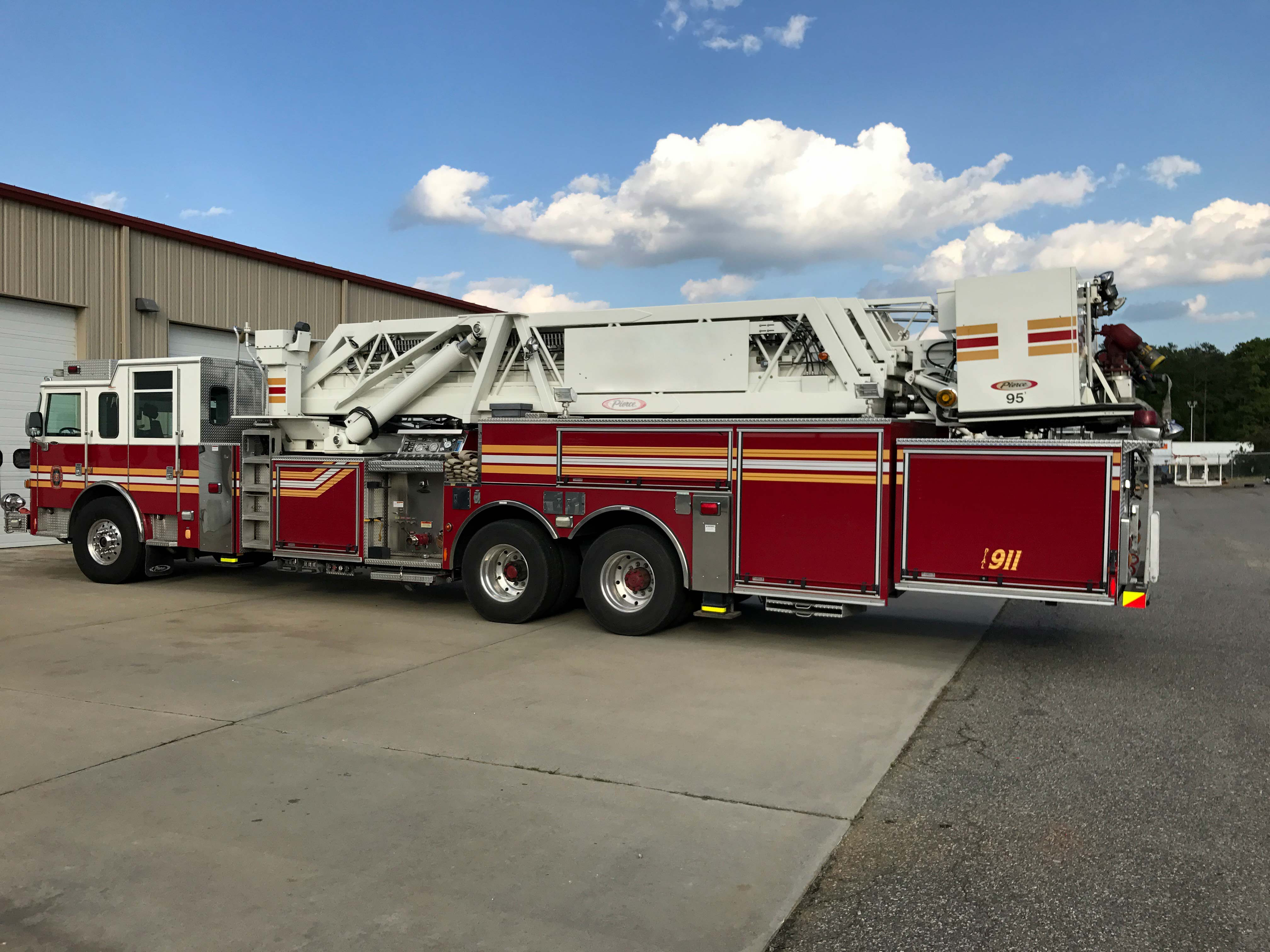 2006 Pierce Dash 95' Platform | Used Truck Details