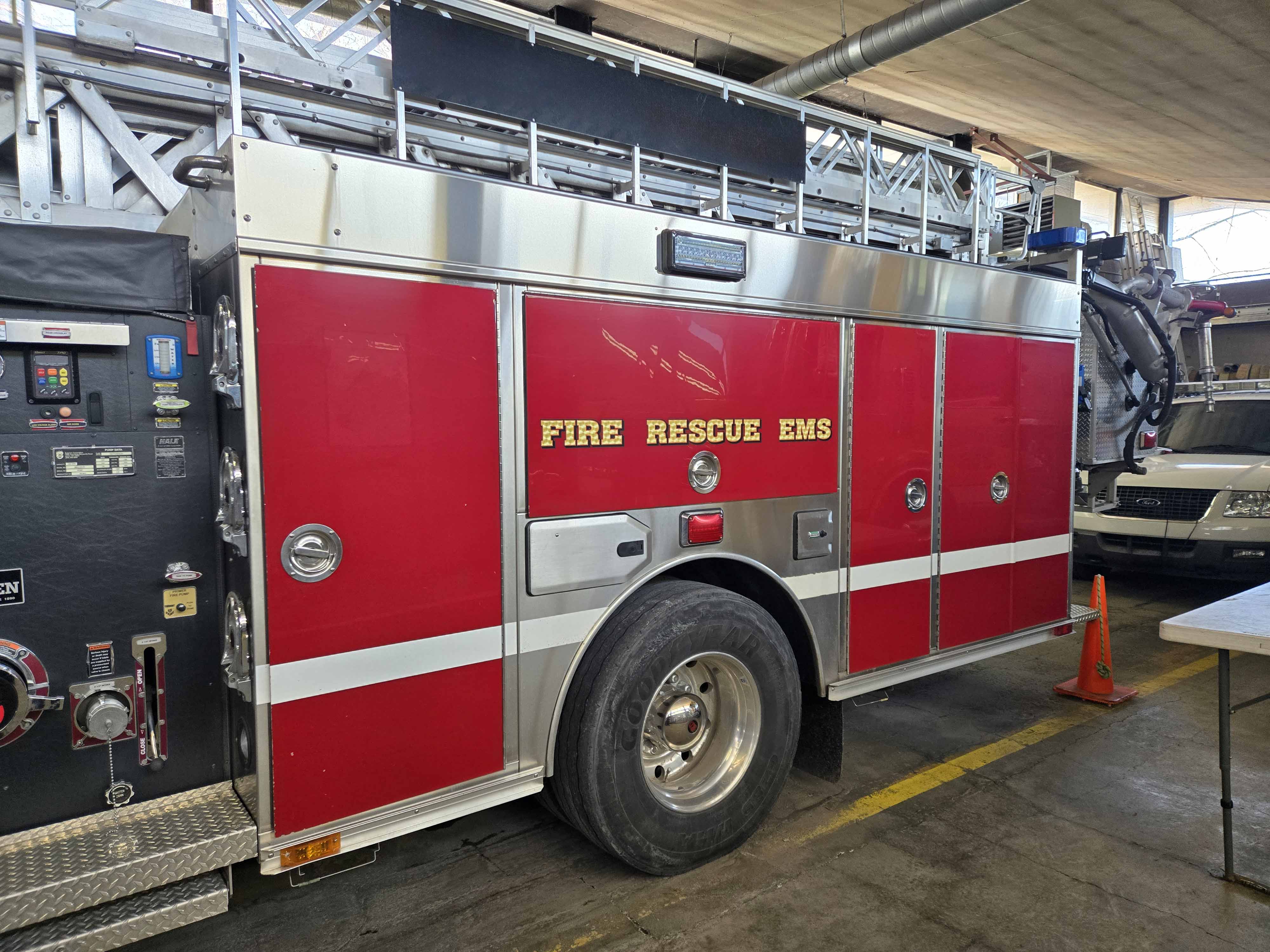 2019 Sutphen Mid-Mount 70' Platform | Used Truck Details