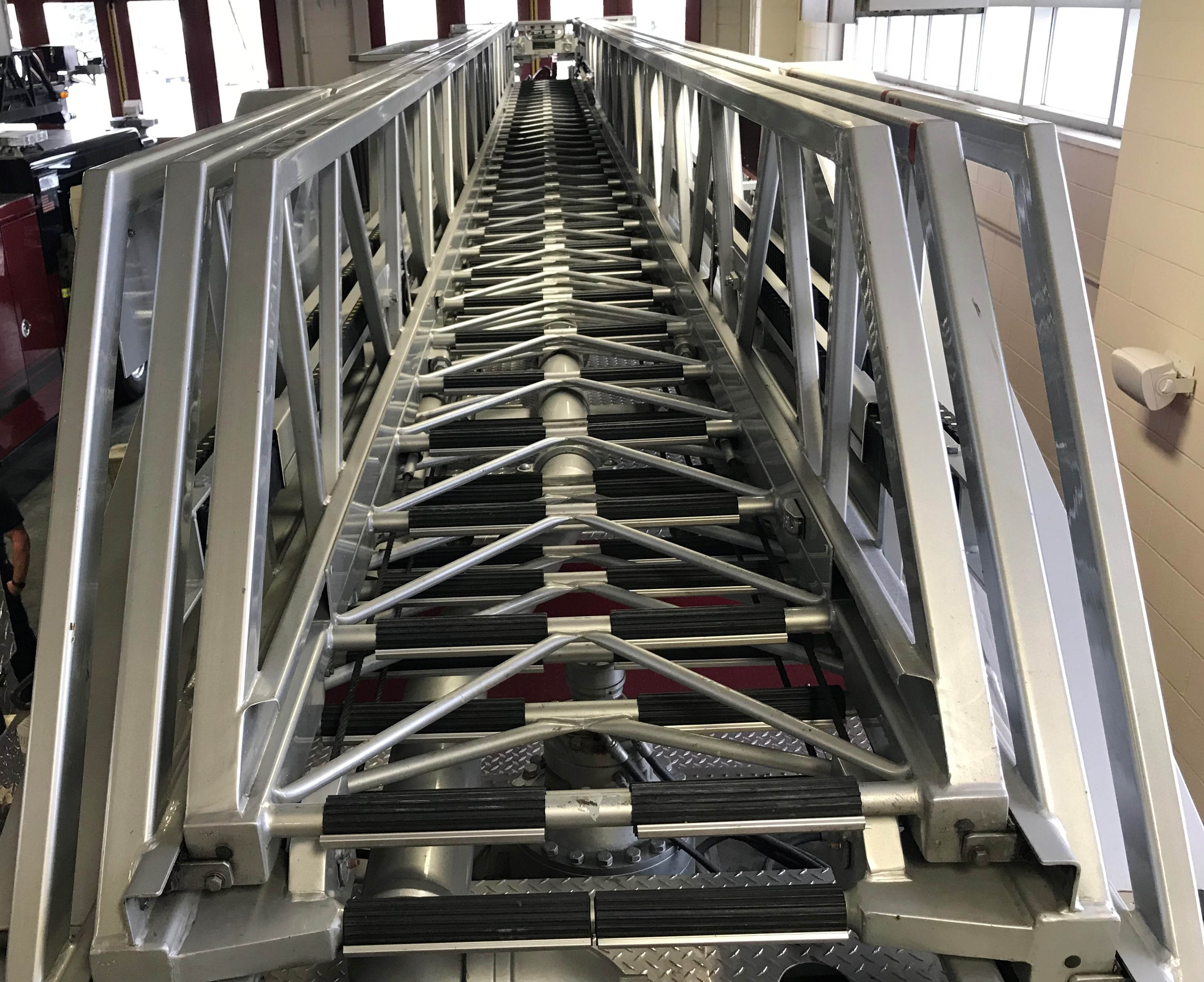 2014 Ferrara 100' Platform | Used Truck Details