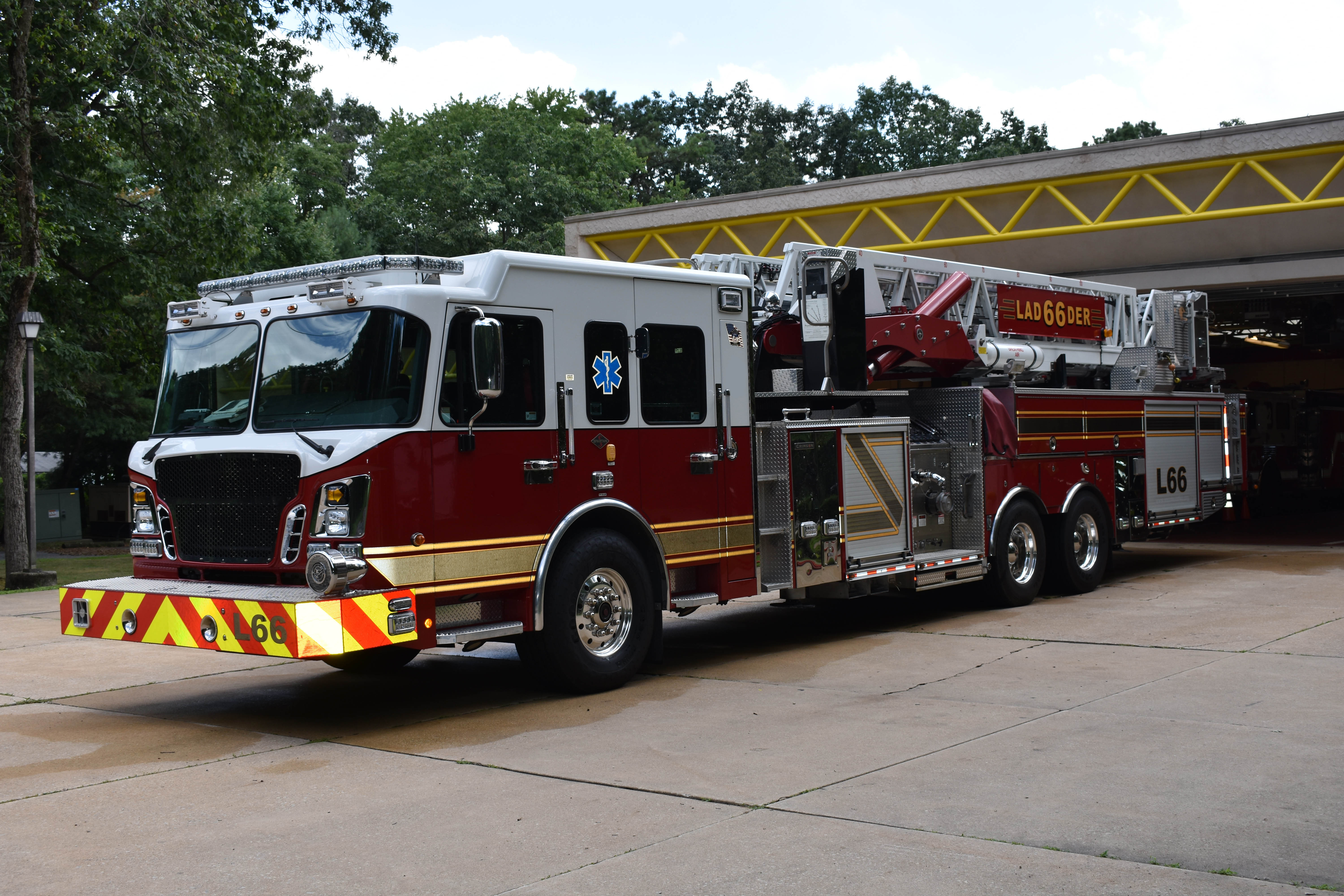 2011 Crimson Spartan 100' Mid-Mount Platform | Used Truck Details