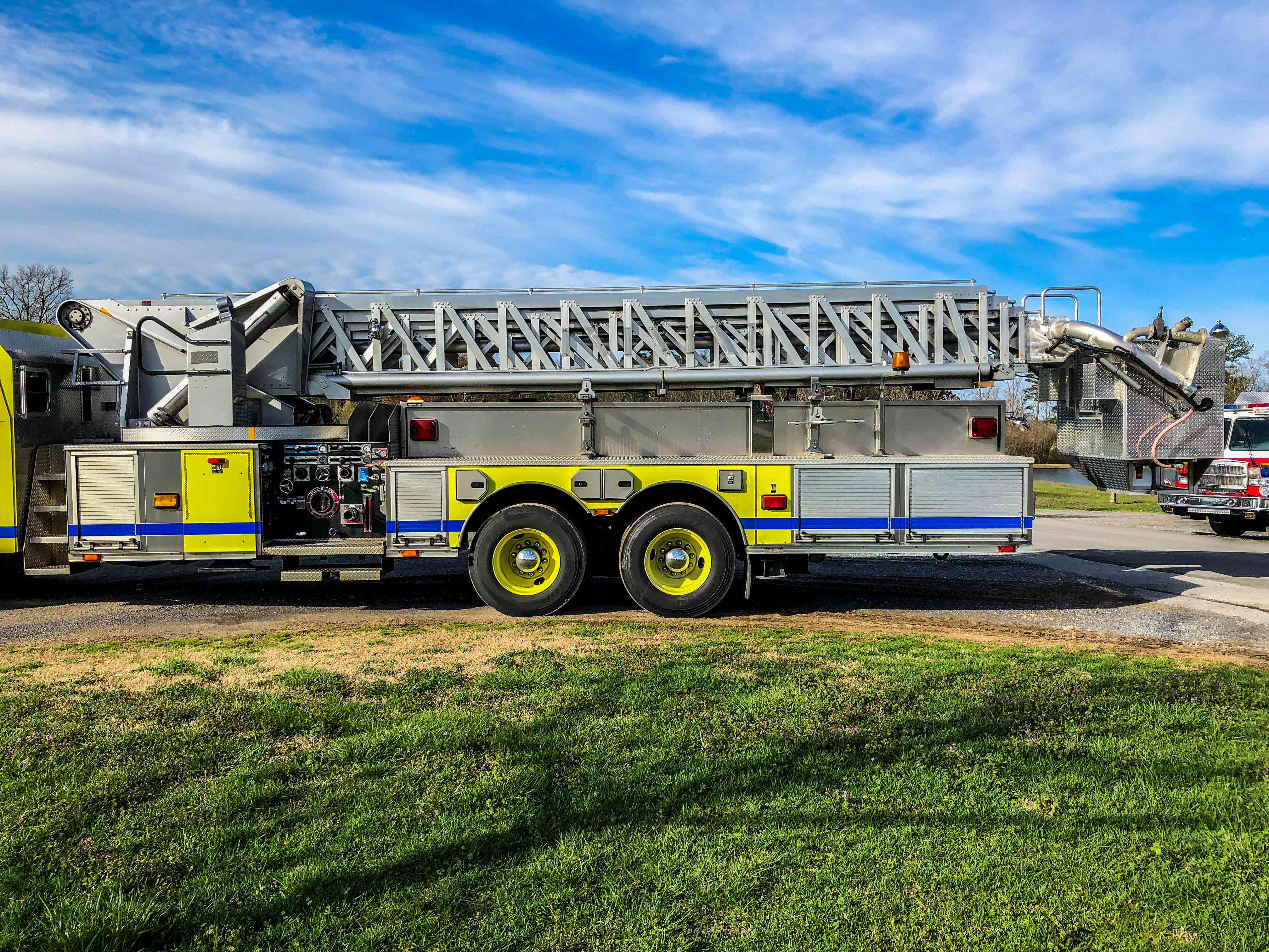 2005 Sutphen Mid-Mount 100' Platform | Used Truck Details