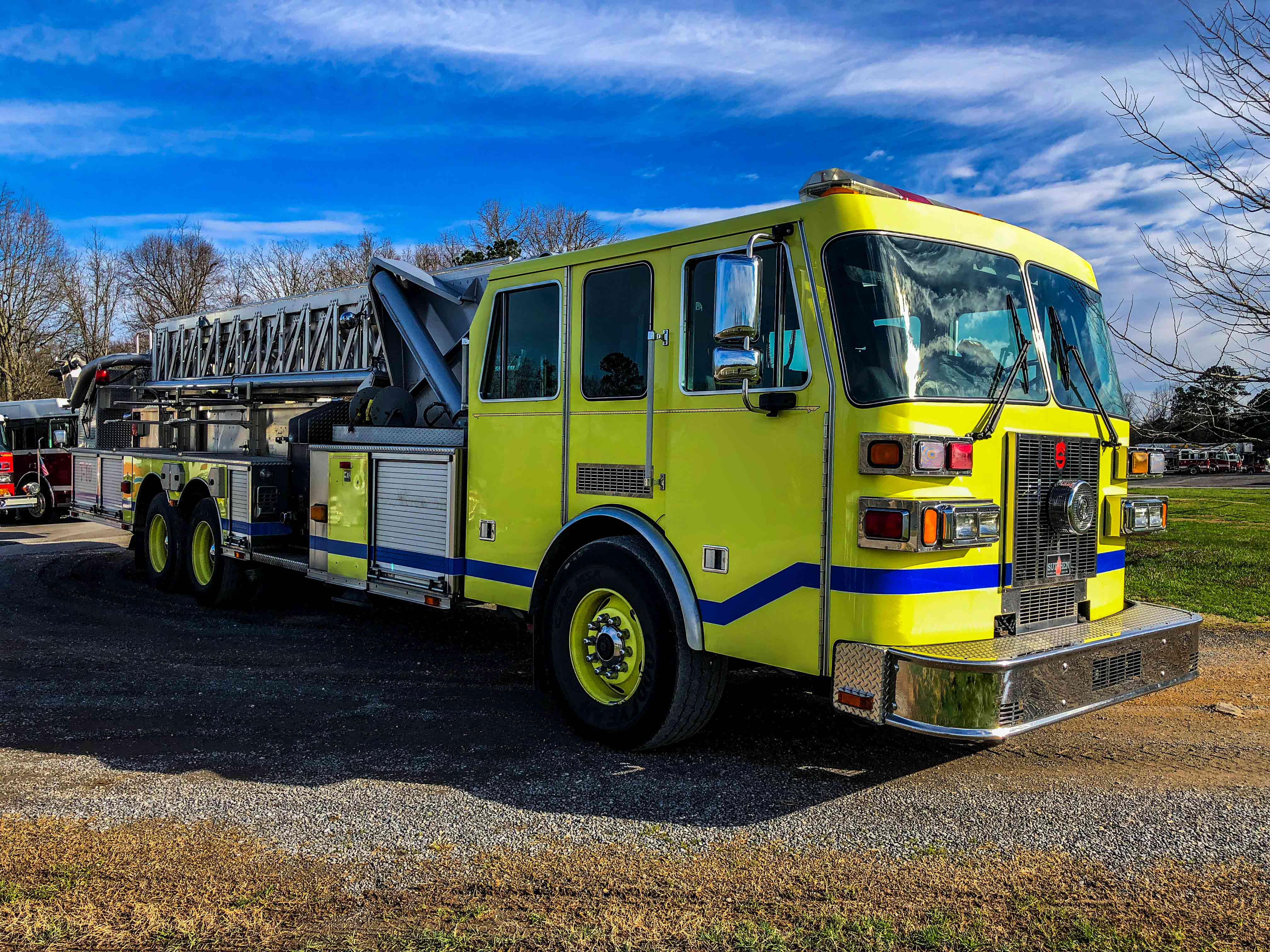 2005 Sutphen Mid-Mount 100' Platform | Used Truck Details