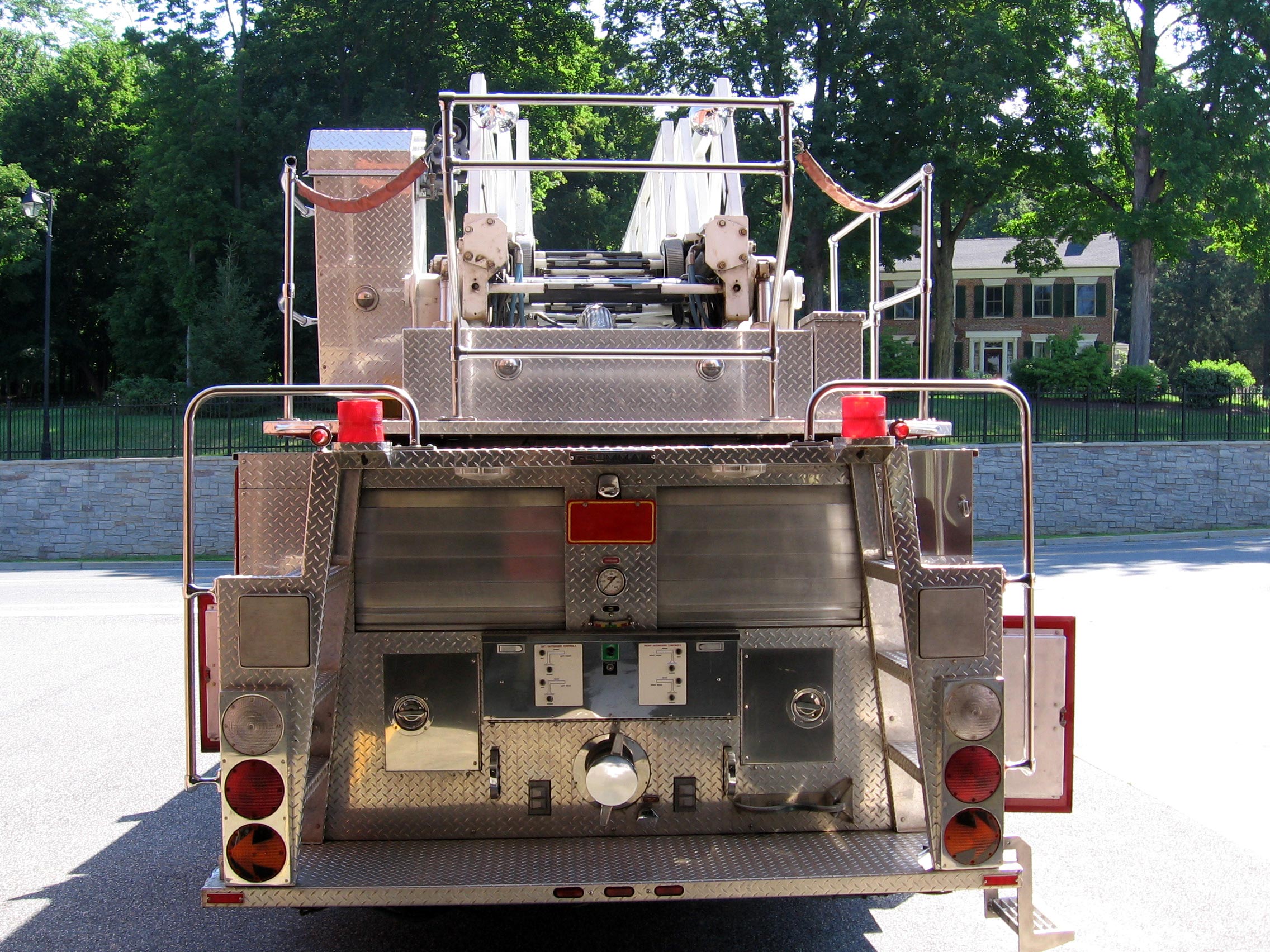 1989 Grumman 102' AerialCat | Used Truck Details