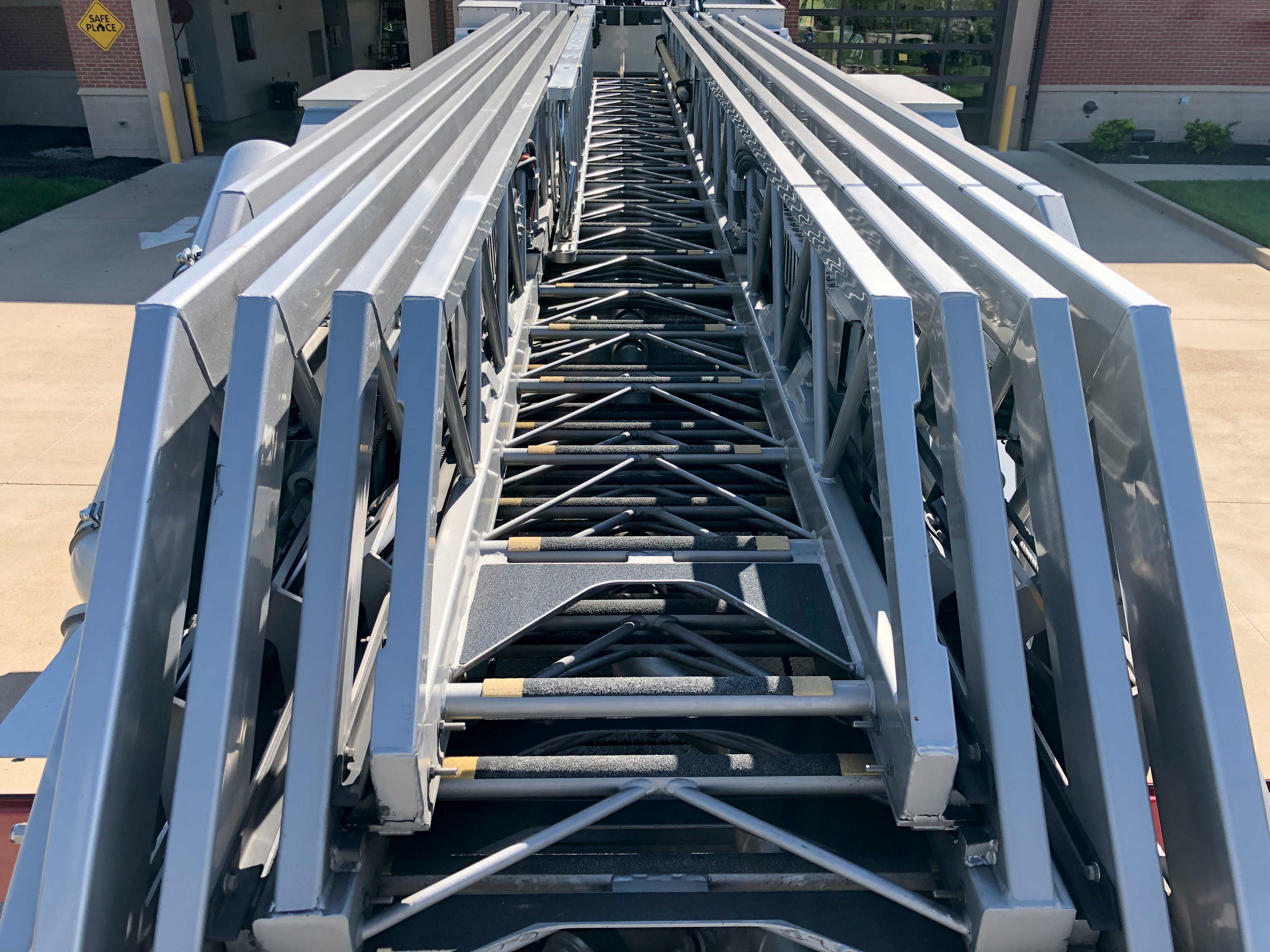 2008 Pierce 95' Mid-Mount Platform | Used Truck Details