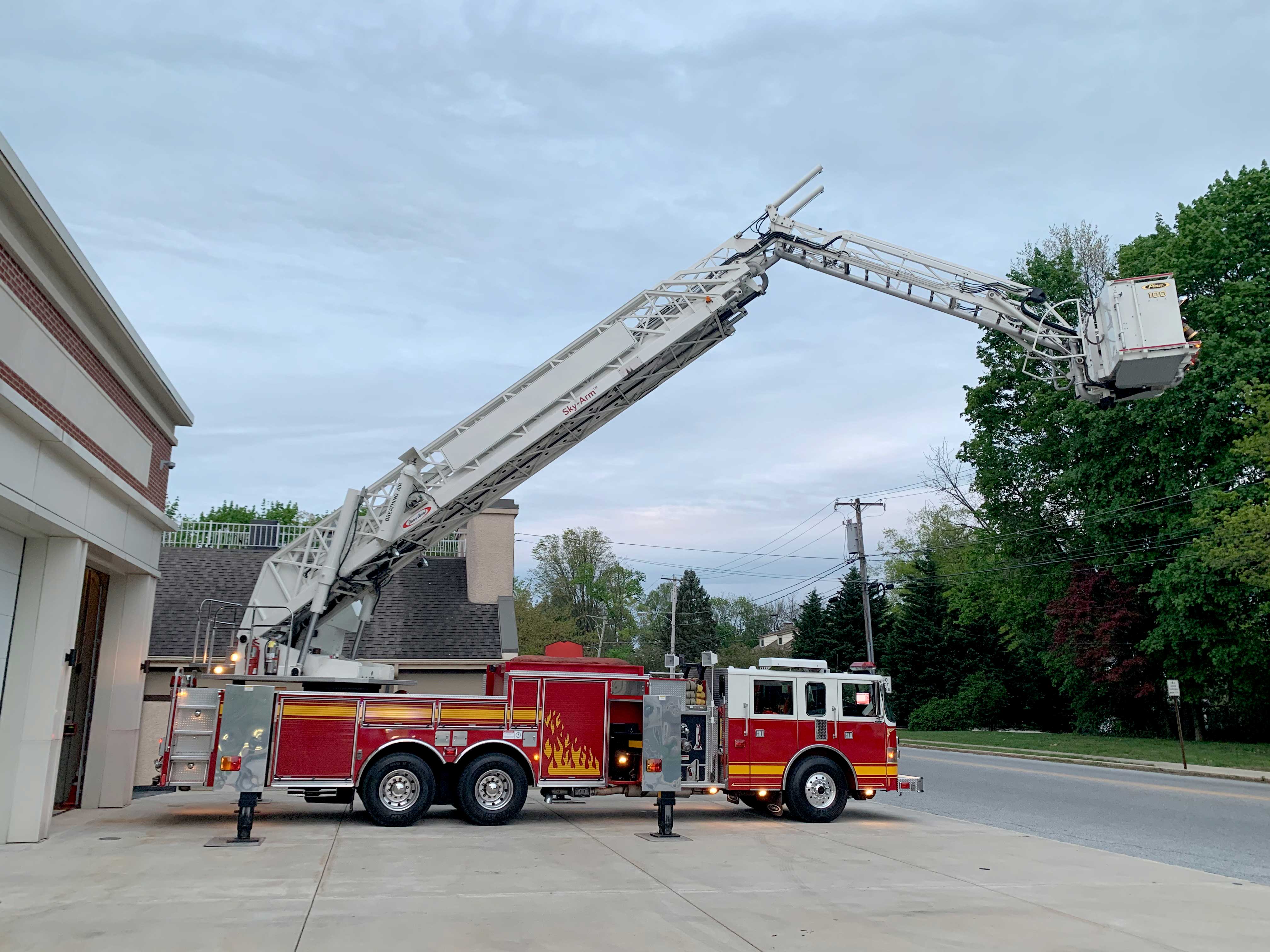 1999 Pierce Dash 100' SkyArm | Used Truck Details