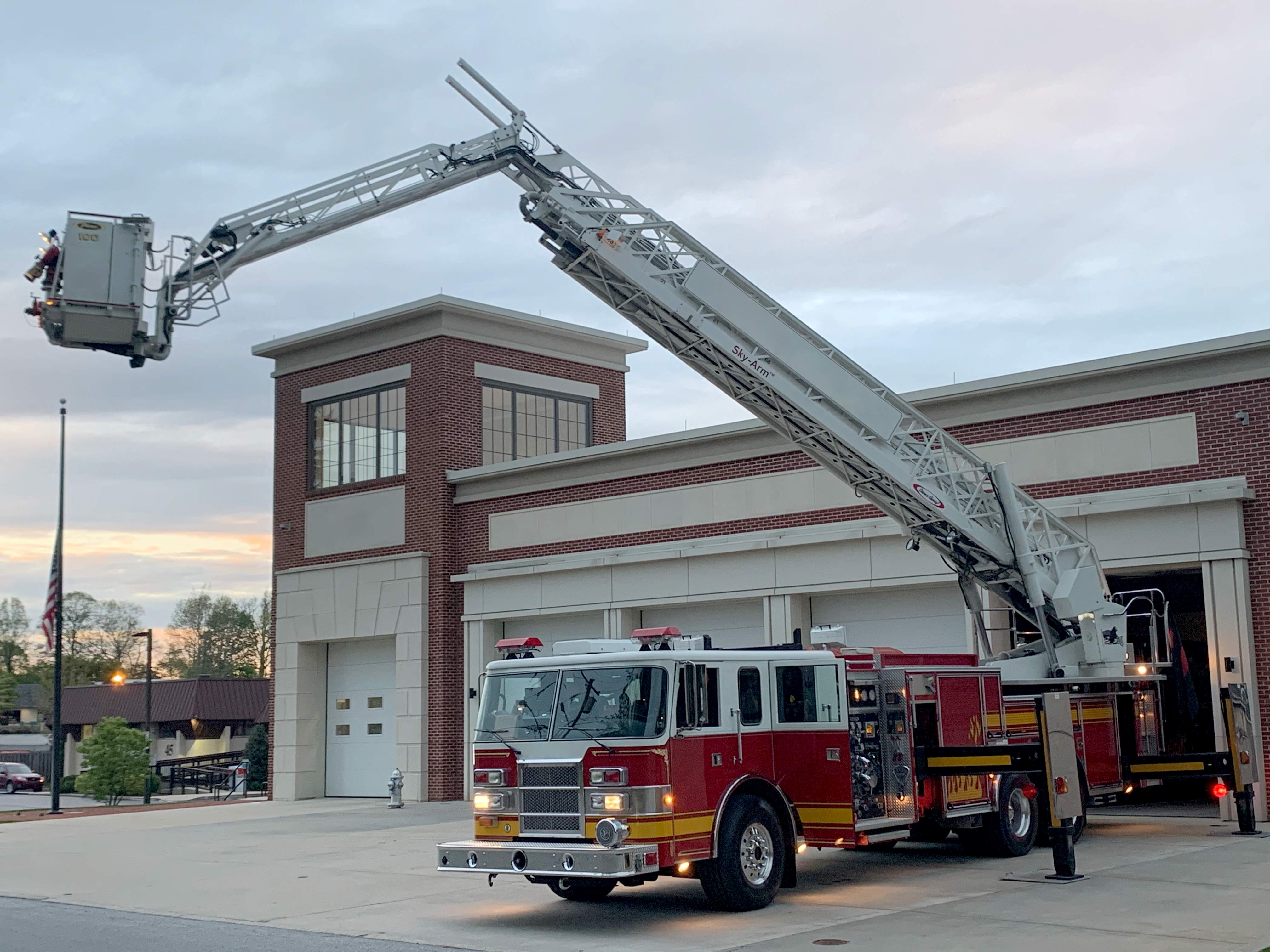 1999 Pierce Dash 100' SkyArm | Used Truck Details