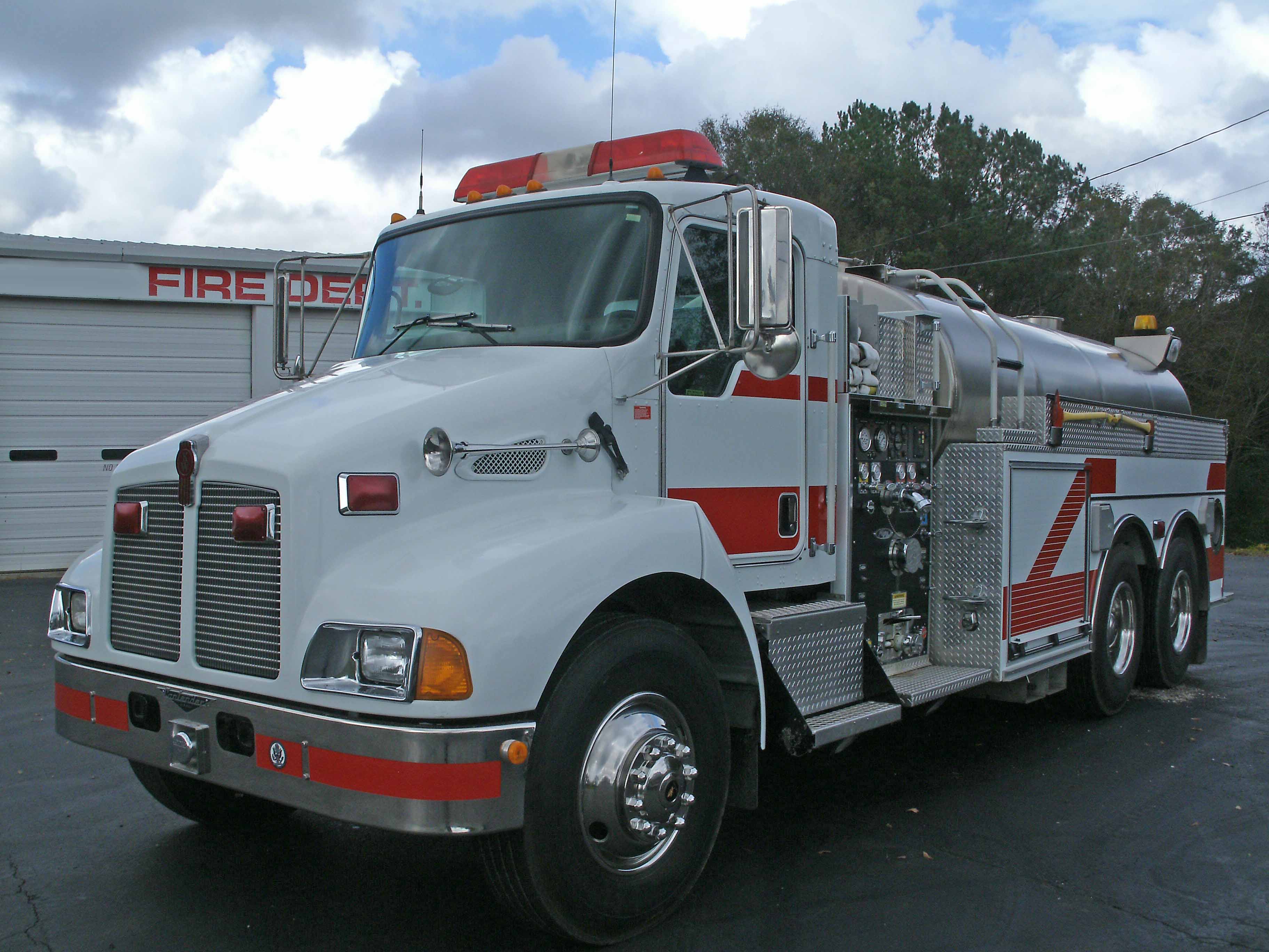 2004 Pierce Contender Kenworth Commercial Tanker | Used Truck Details