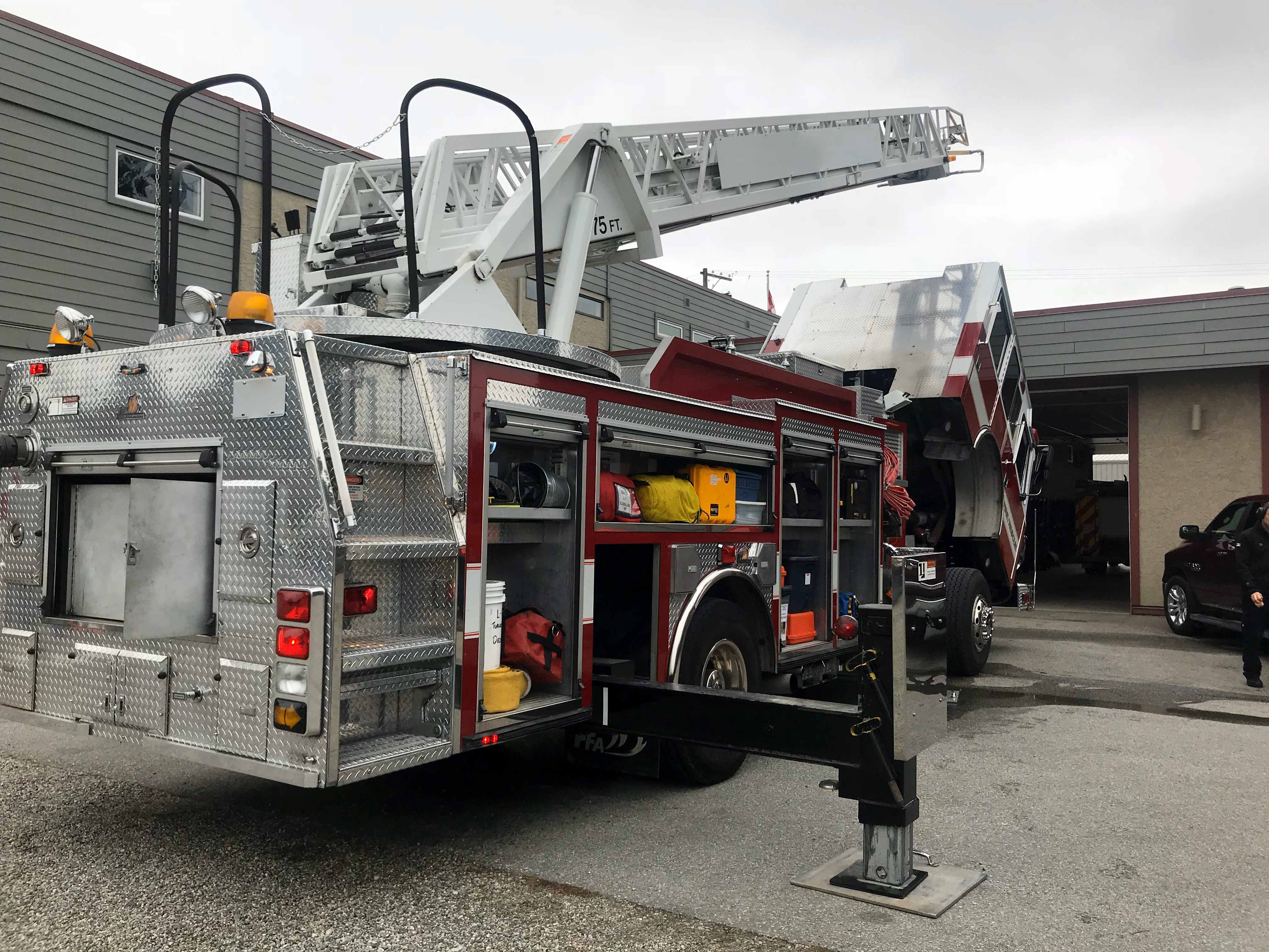 1999 Ferrara Igniter 75' Quint | Used Truck Details