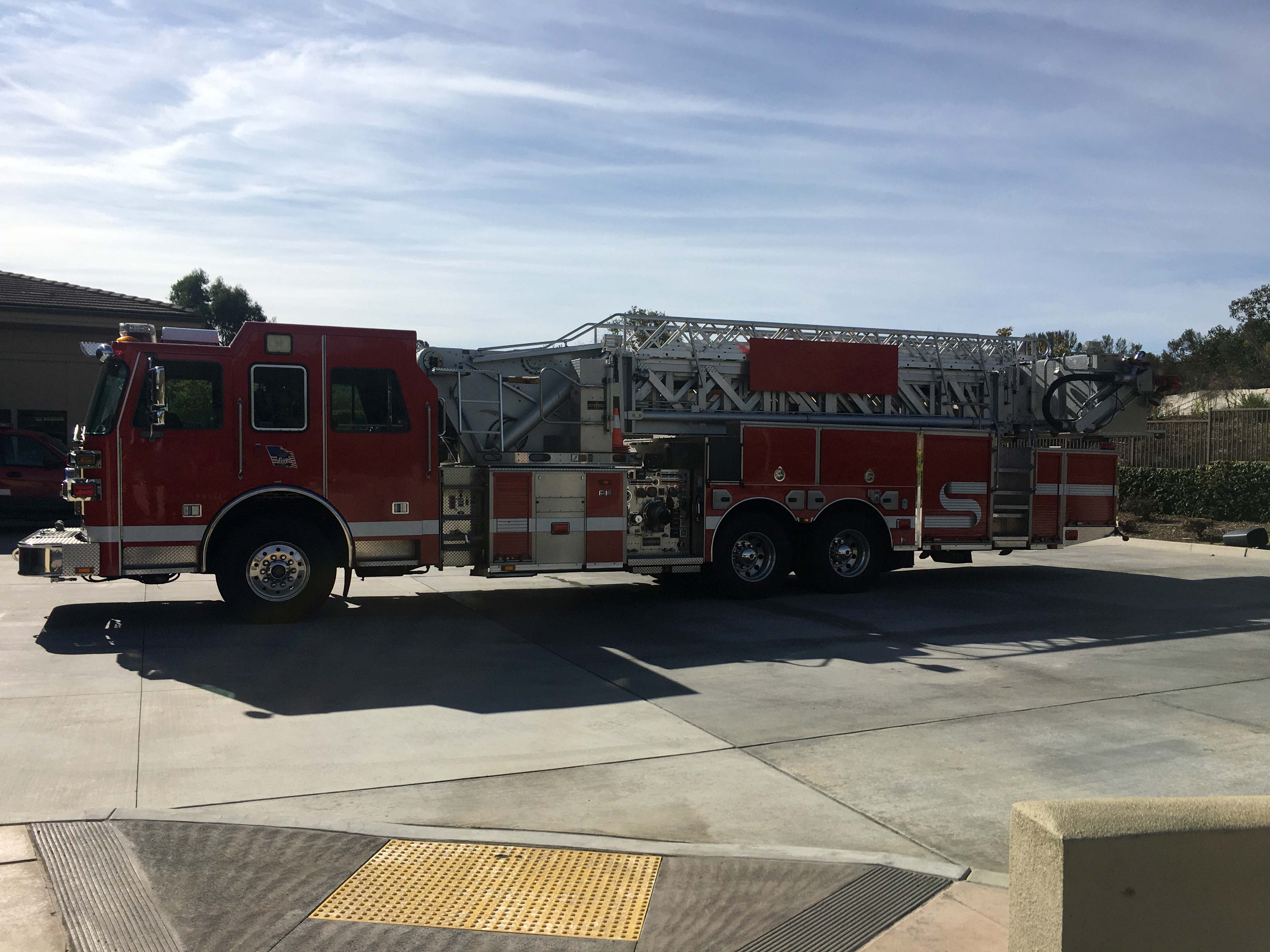 2012 Sutphen 100' Mid-Mount Platform | Used Truck Details