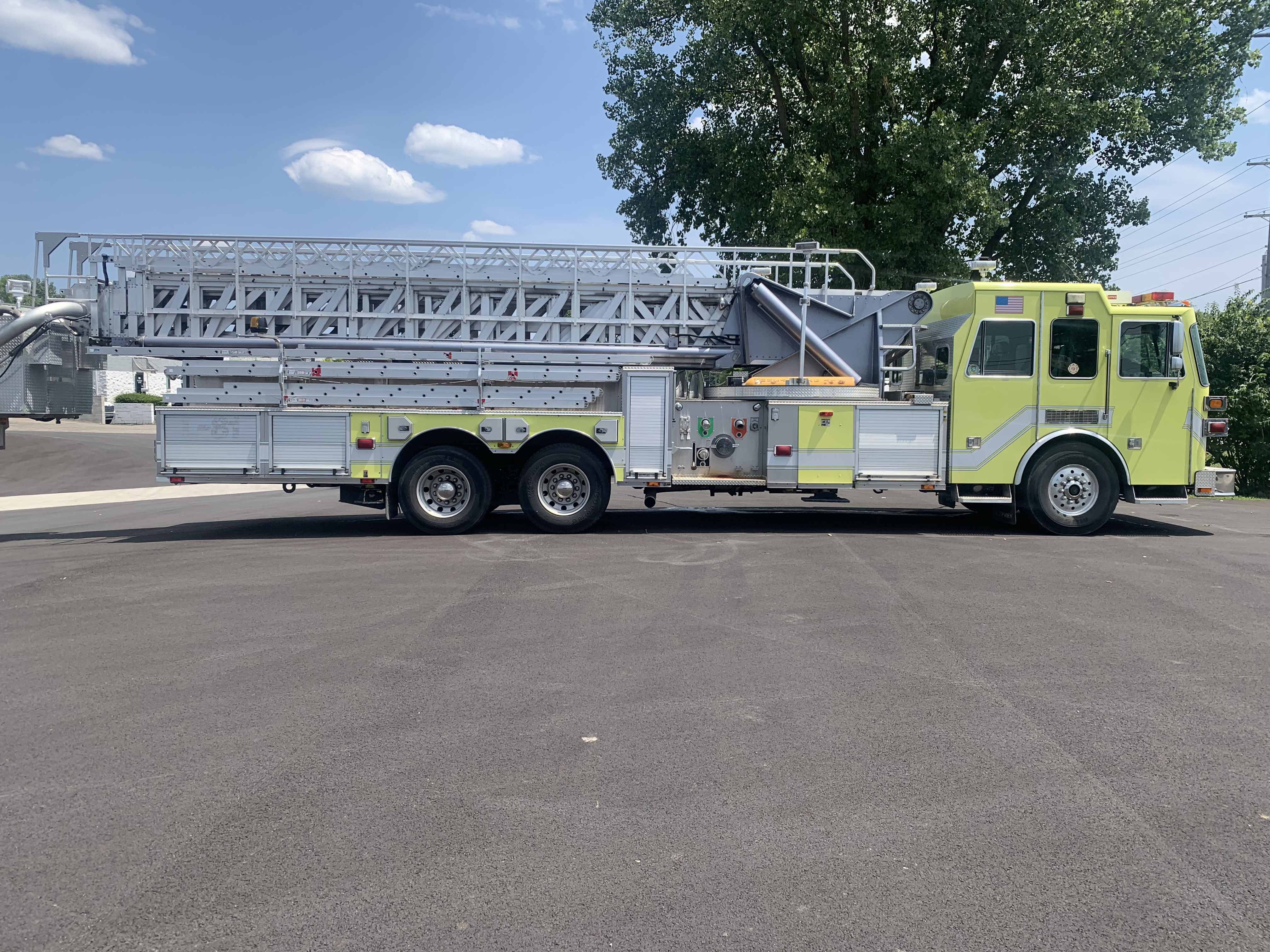 2002 Sutphen 100' Mid-Mount Platform | Used Truck Details