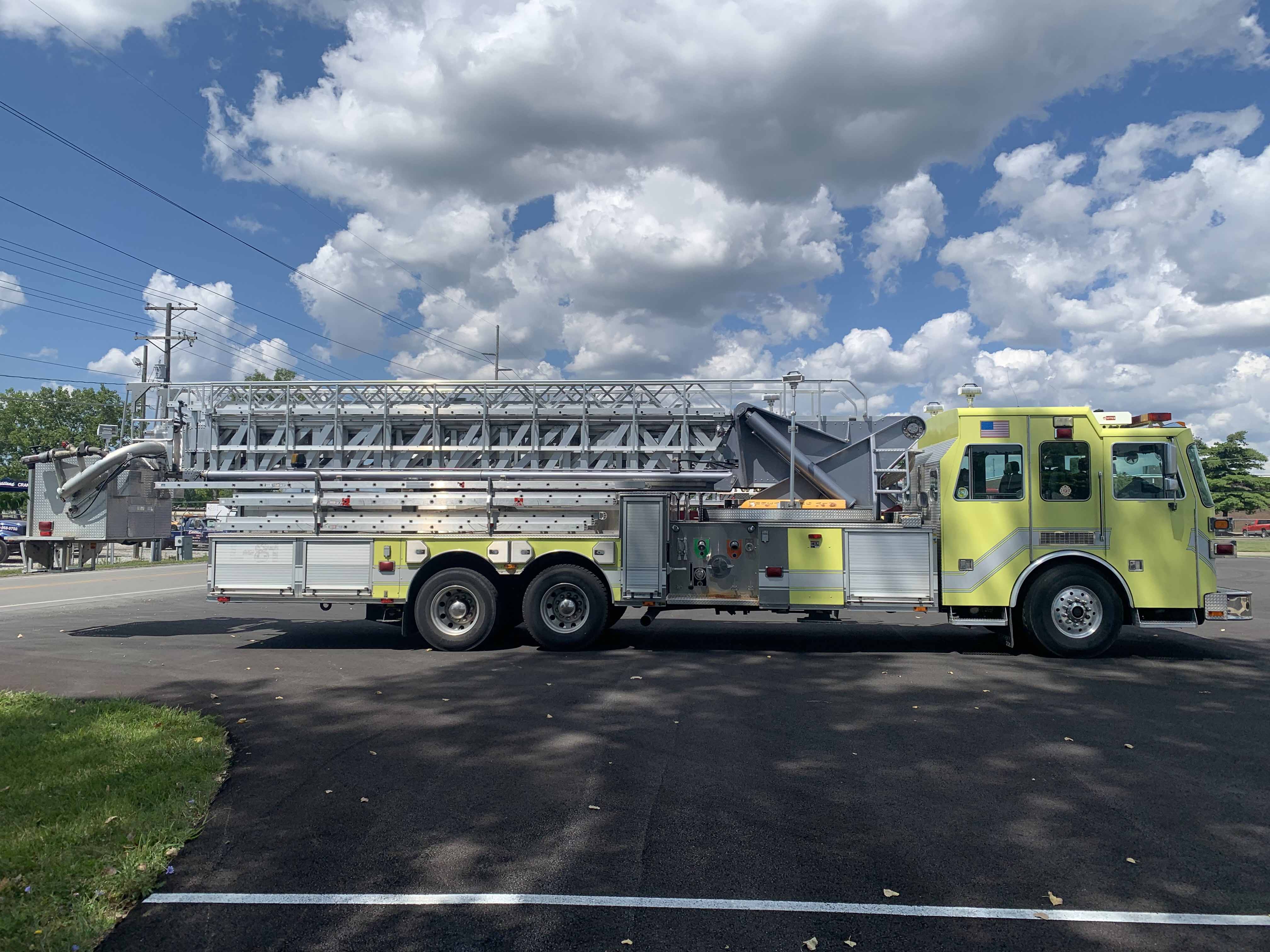 2002 Sutphen 100' Mid-Mount Platform | Used Truck Details