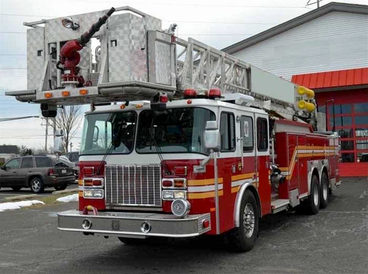 2001 E-One Cyclone II 95' Platform | Used Truck Details