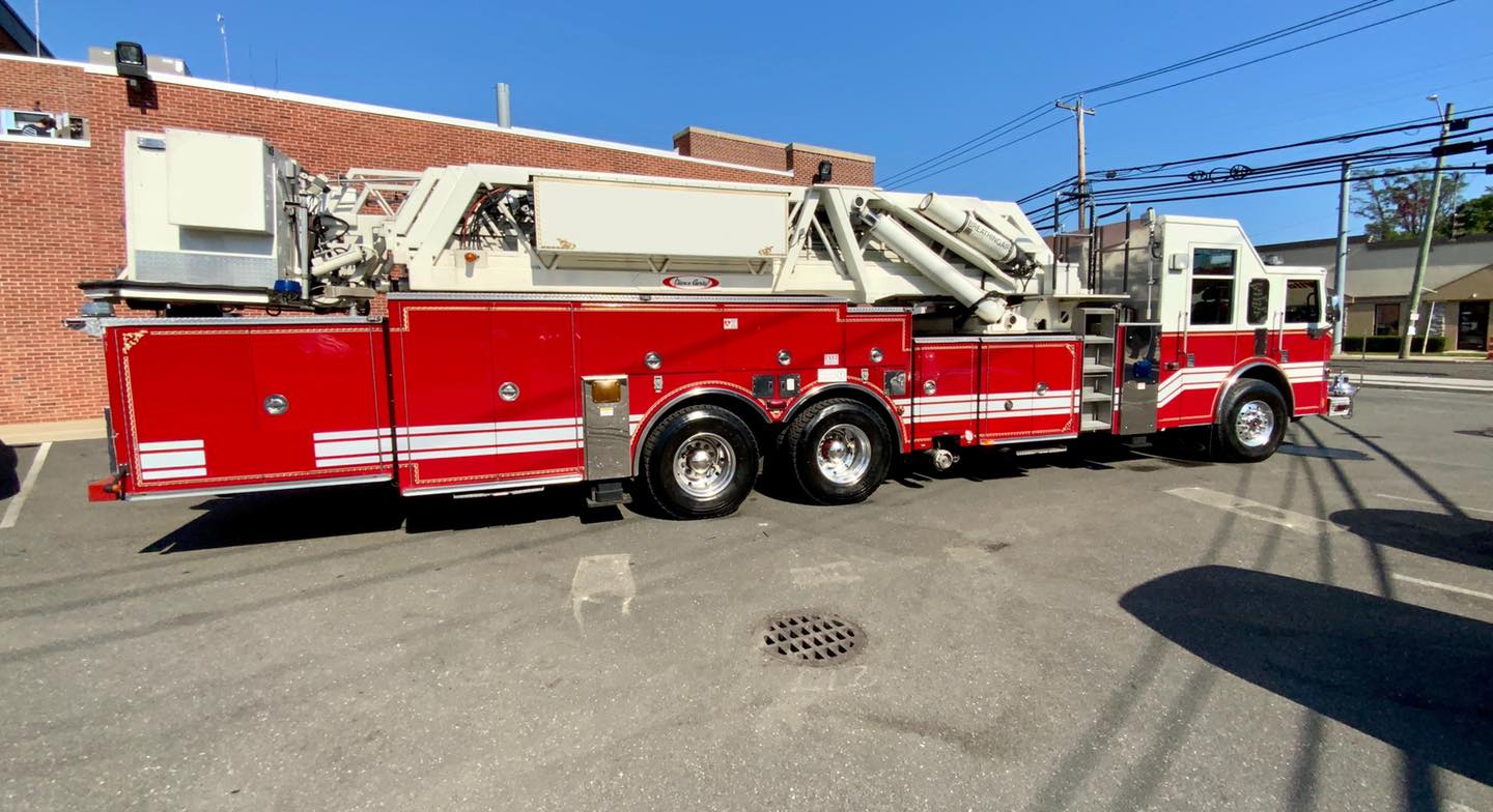 2002 Pierce Dash Mid-Mount 95' Tower | Used Truck Details