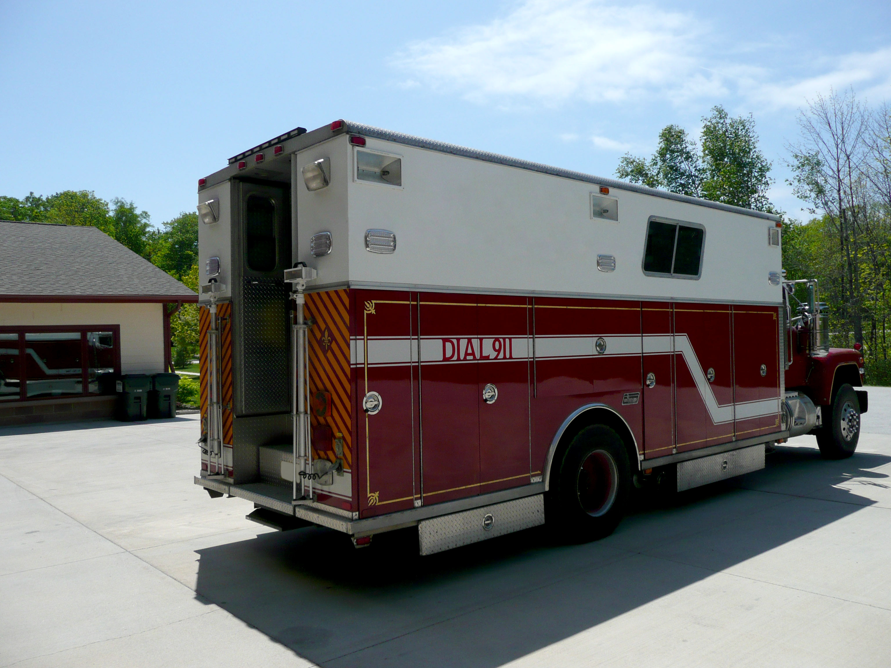 1988 Saulsbury Mack Commercial Walk-in Wet Rescue | Used Truck Details