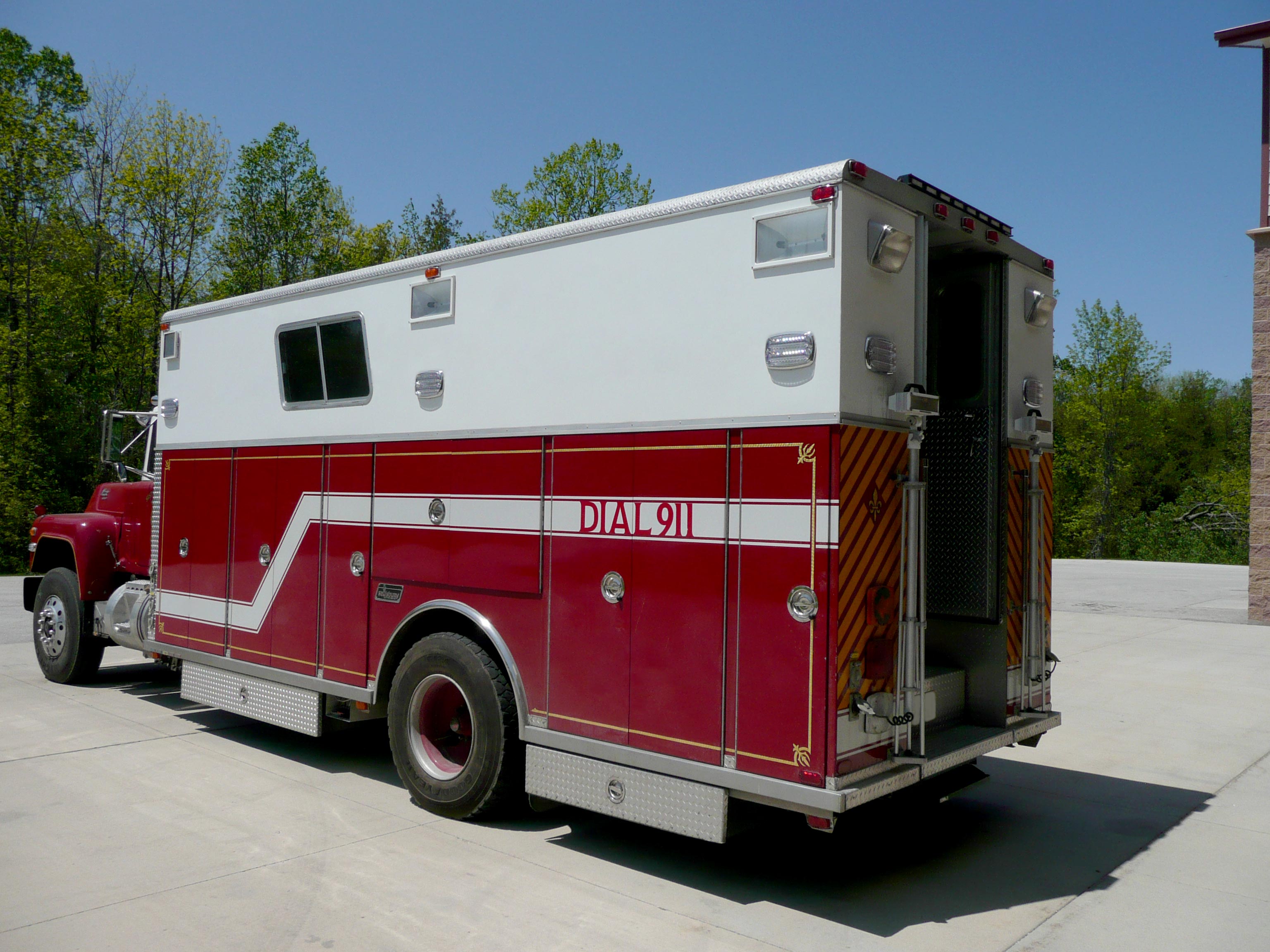1988 Saulsbury Mack Commercial Walk-in Wet Rescue | Used Truck Details