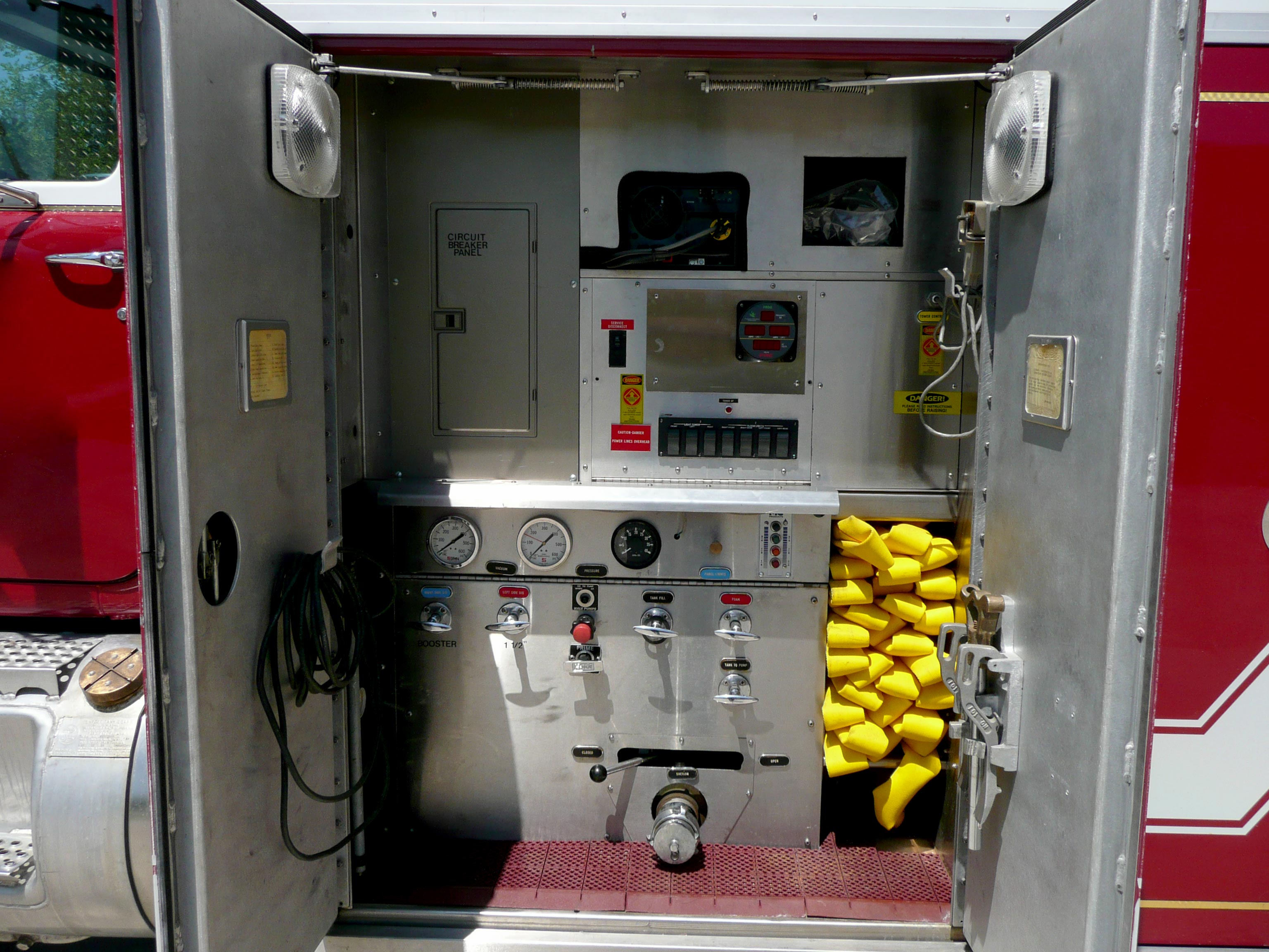 1988 Saulsbury Mack Commercial Walk-in Wet Rescue | Used Truck Details