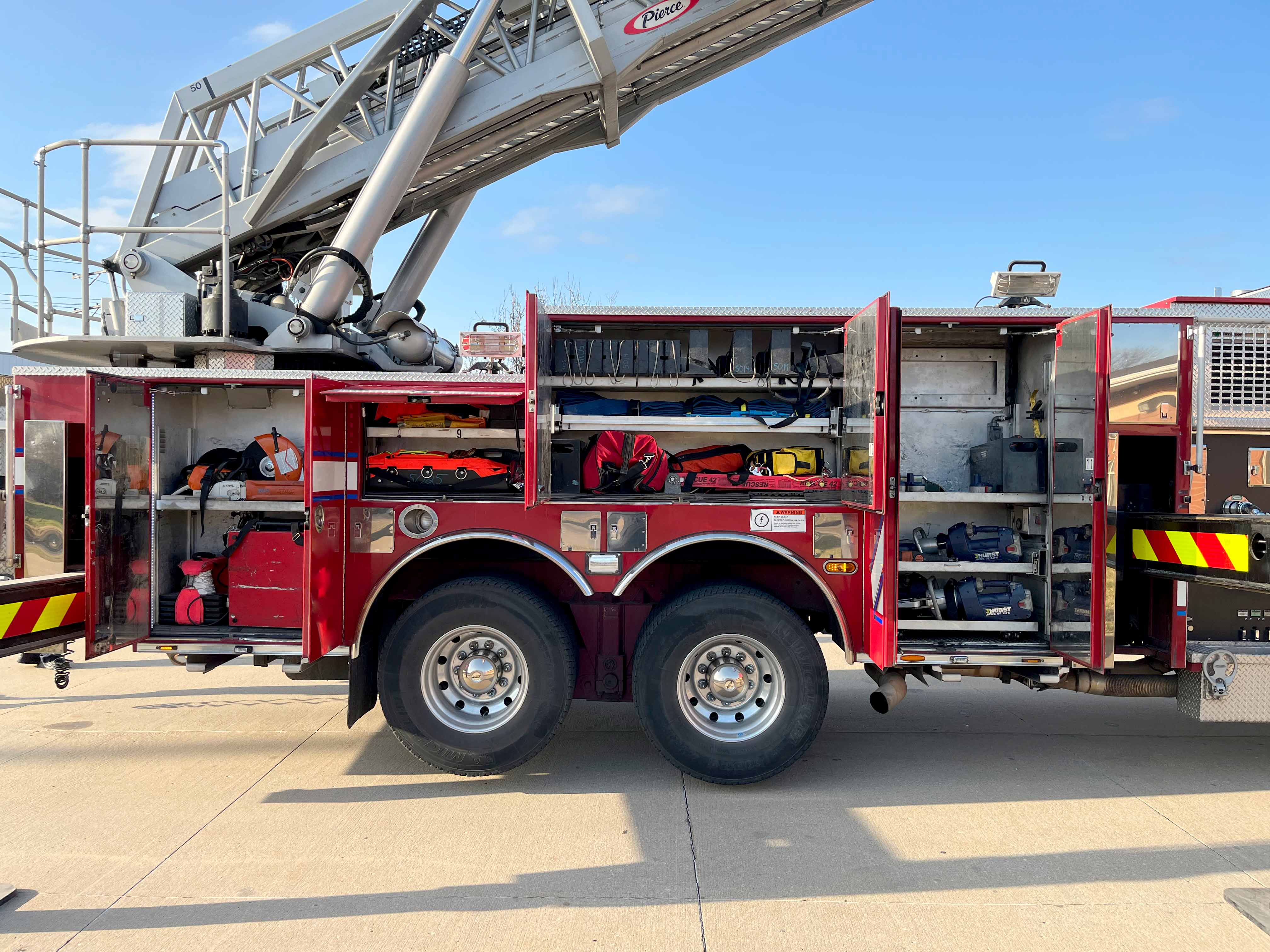2009 Pierce Quantum 100' Platform | Firetrucks Unlimited