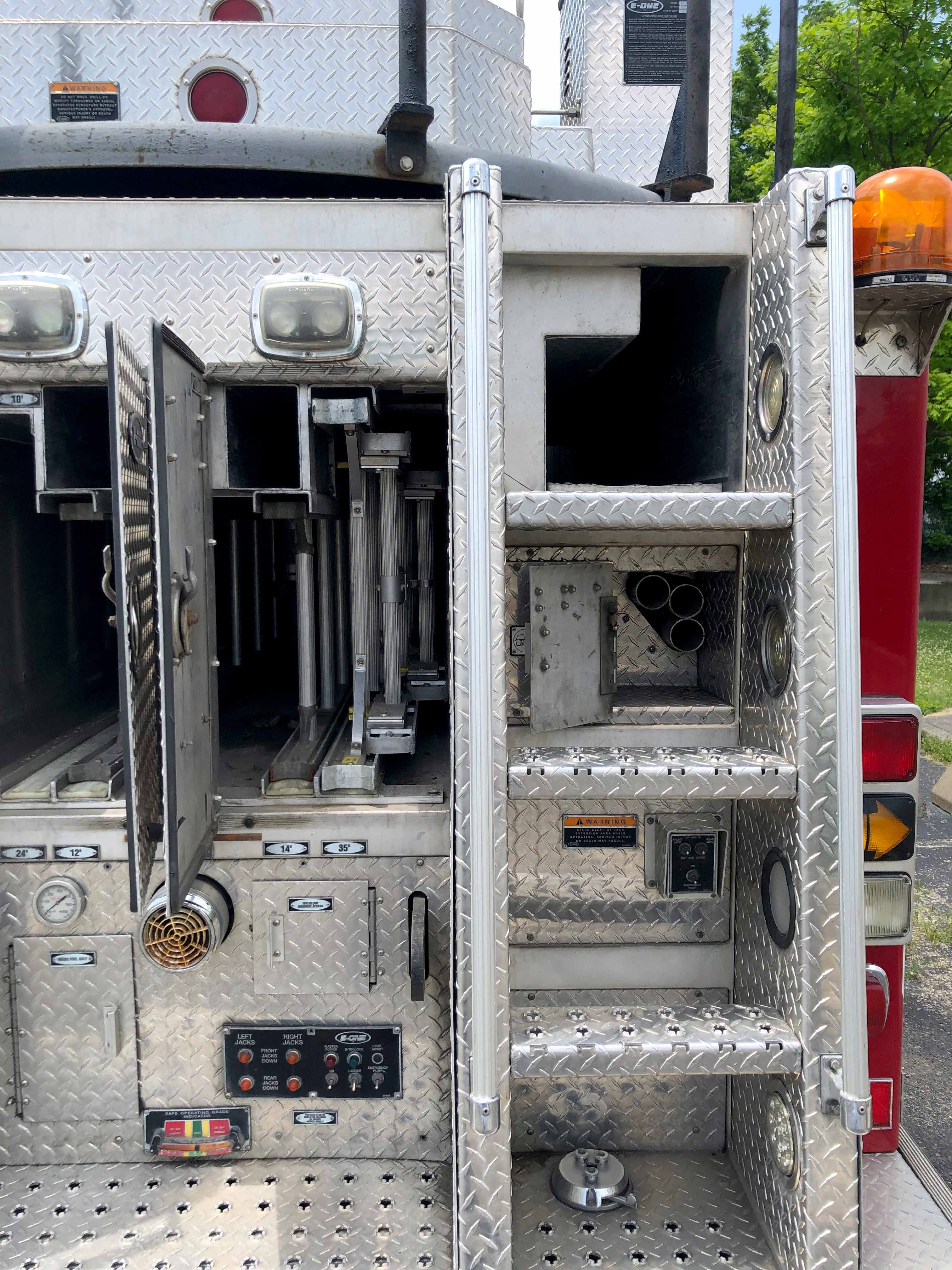 2002 E-One Cyclone II100' Aerial | Used Truck Details