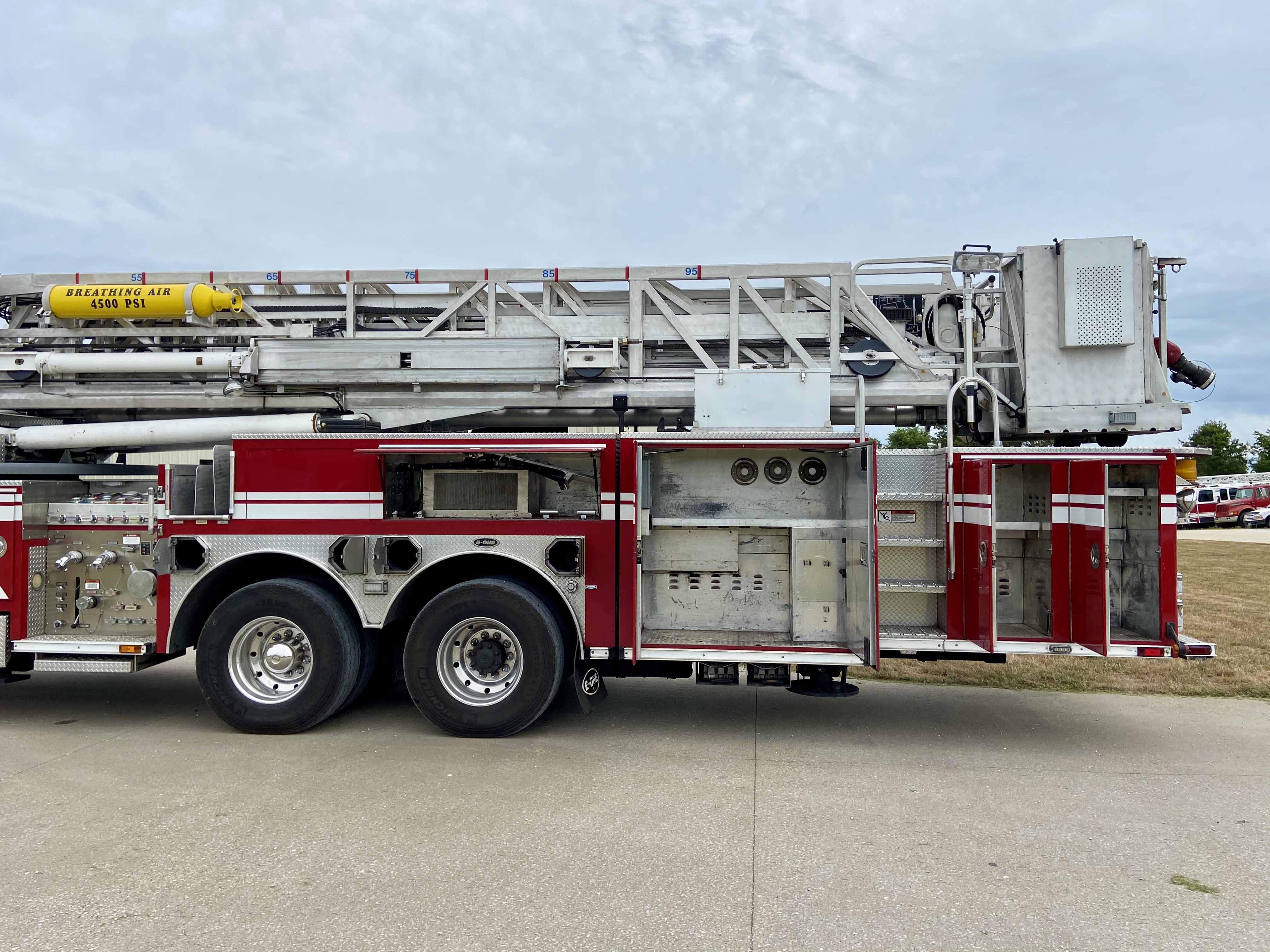 2001 E-One Cyclone II 95' Mid-Mount Platform | Used Truck Details