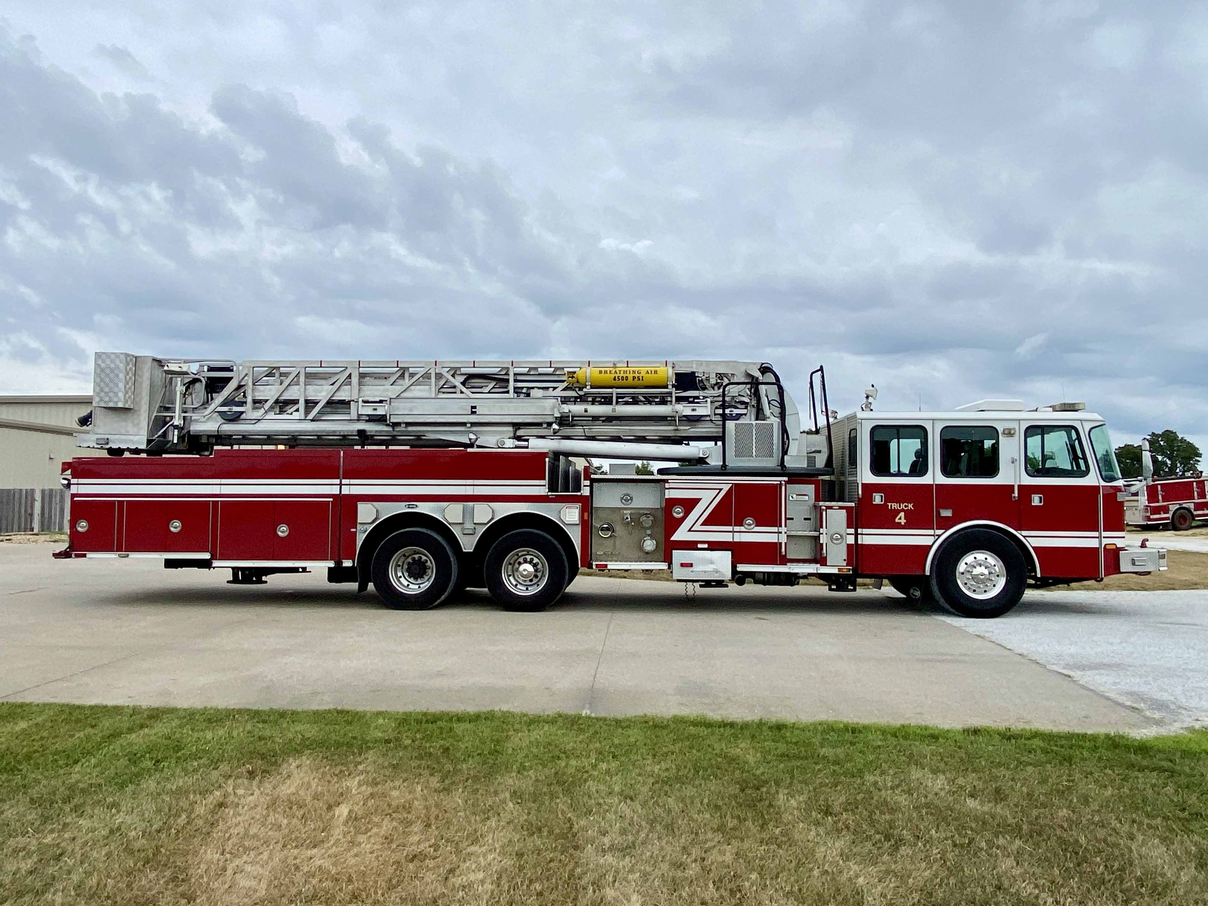 2001 E-One Cyclone II 95' Mid-Mount Platform | Used Truck Details