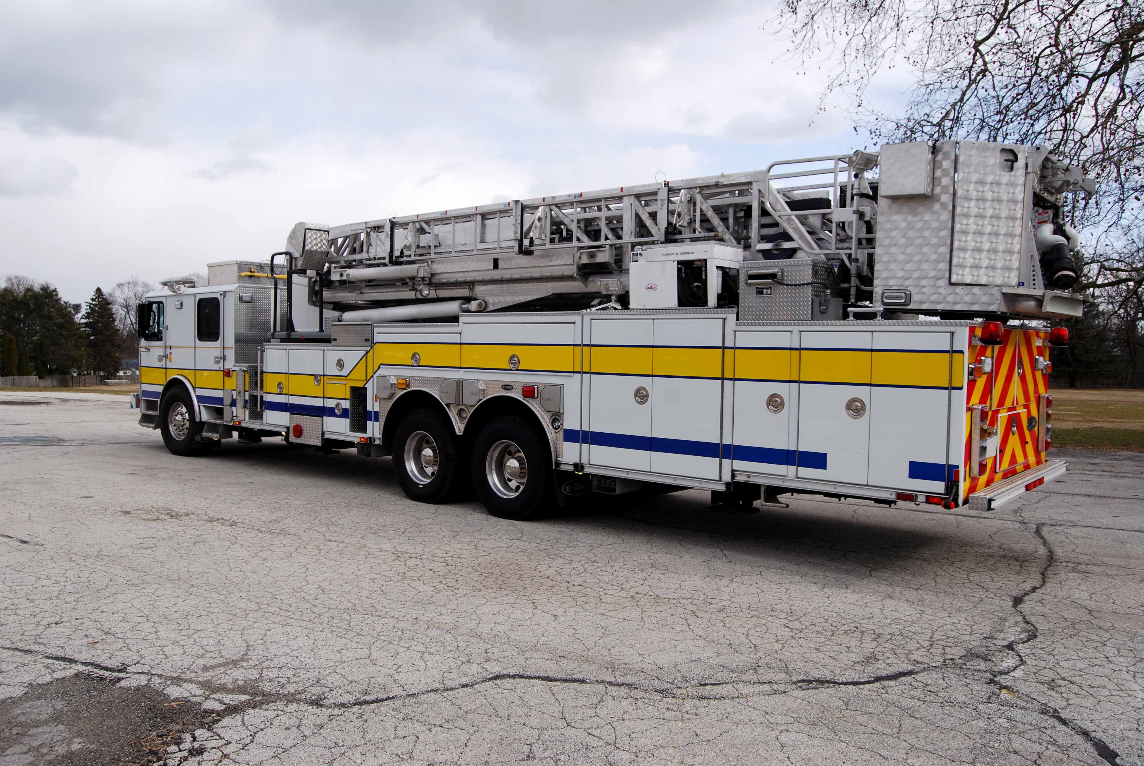 2011 E-One Cyclone II 95' Mid-Mount Tower | Used Truck Details