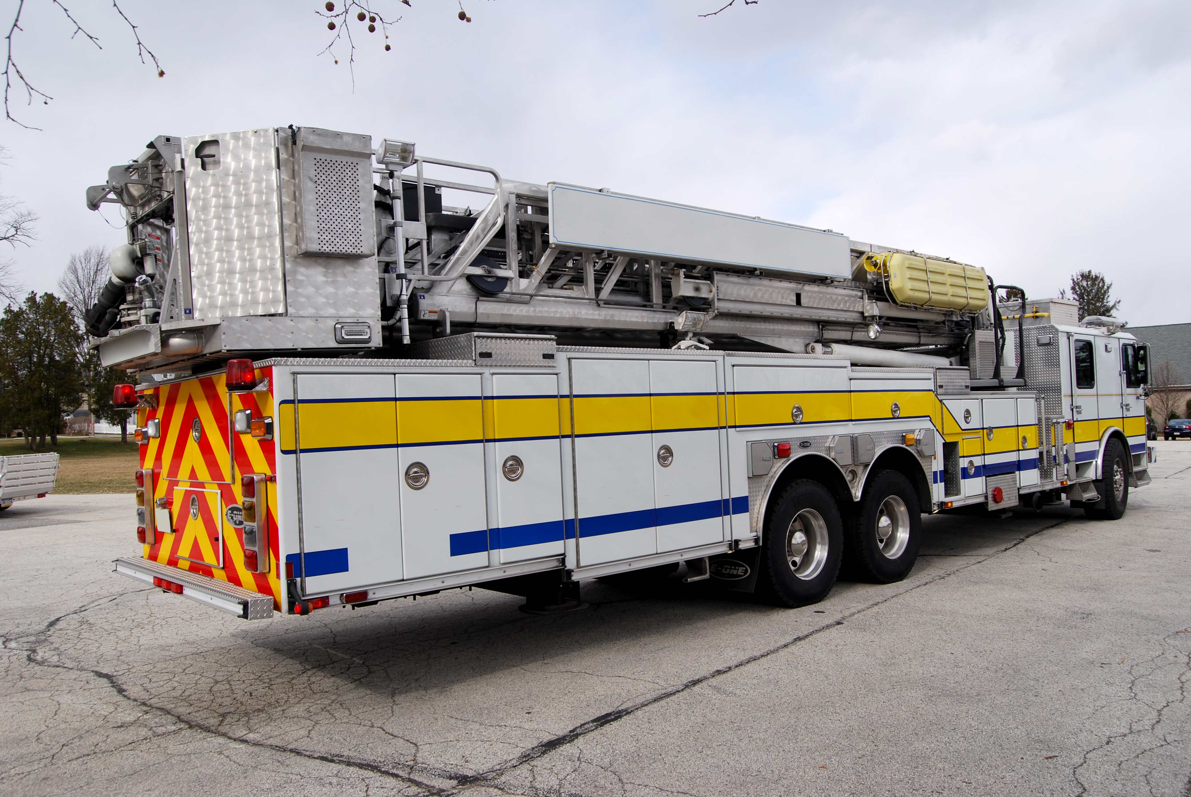 2011 E-One Cyclone II 95' Mid-Mount Tower | Used Truck Details