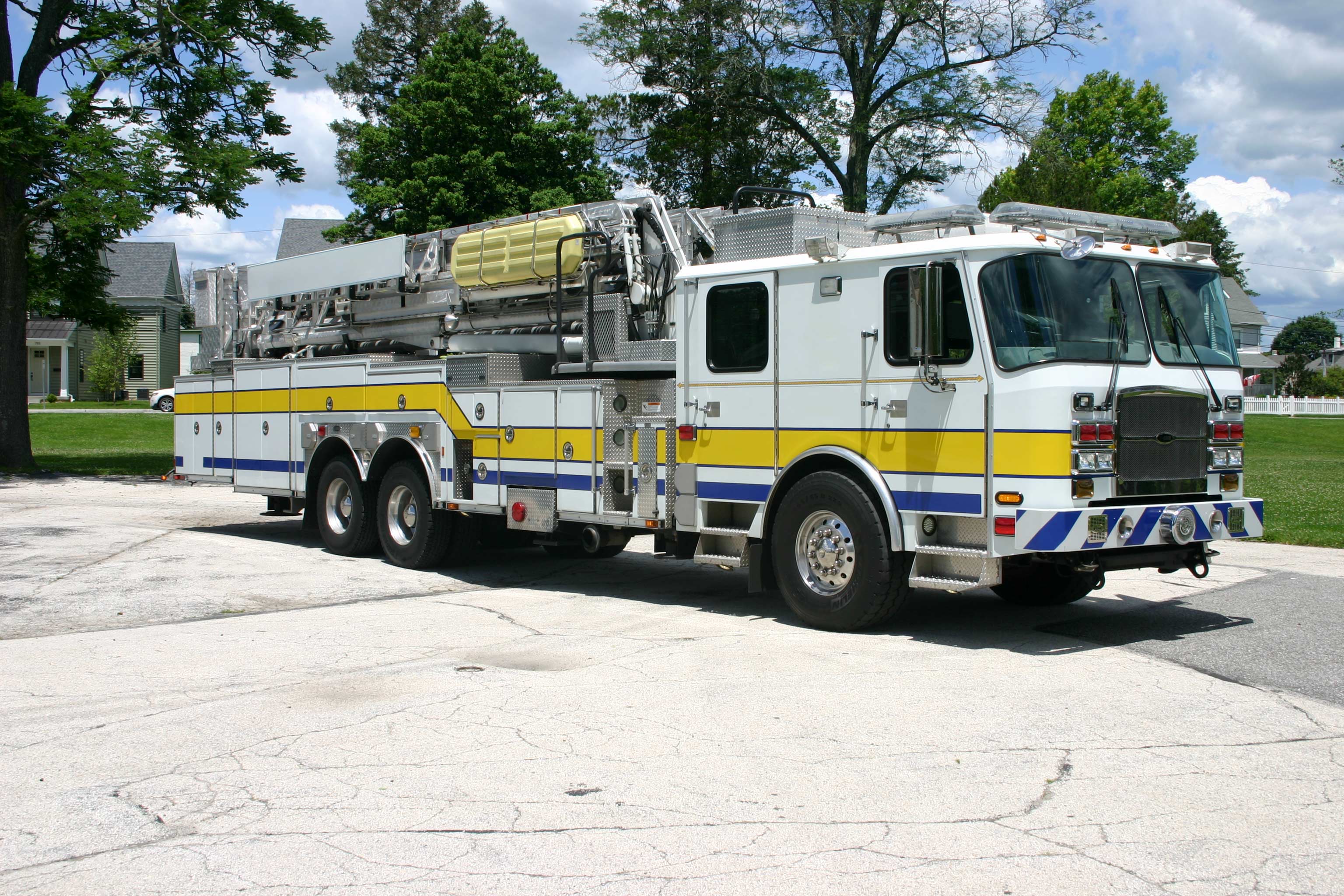 2011 E-One Cyclone II 95' Mid-Mount Tower | Used Truck Details