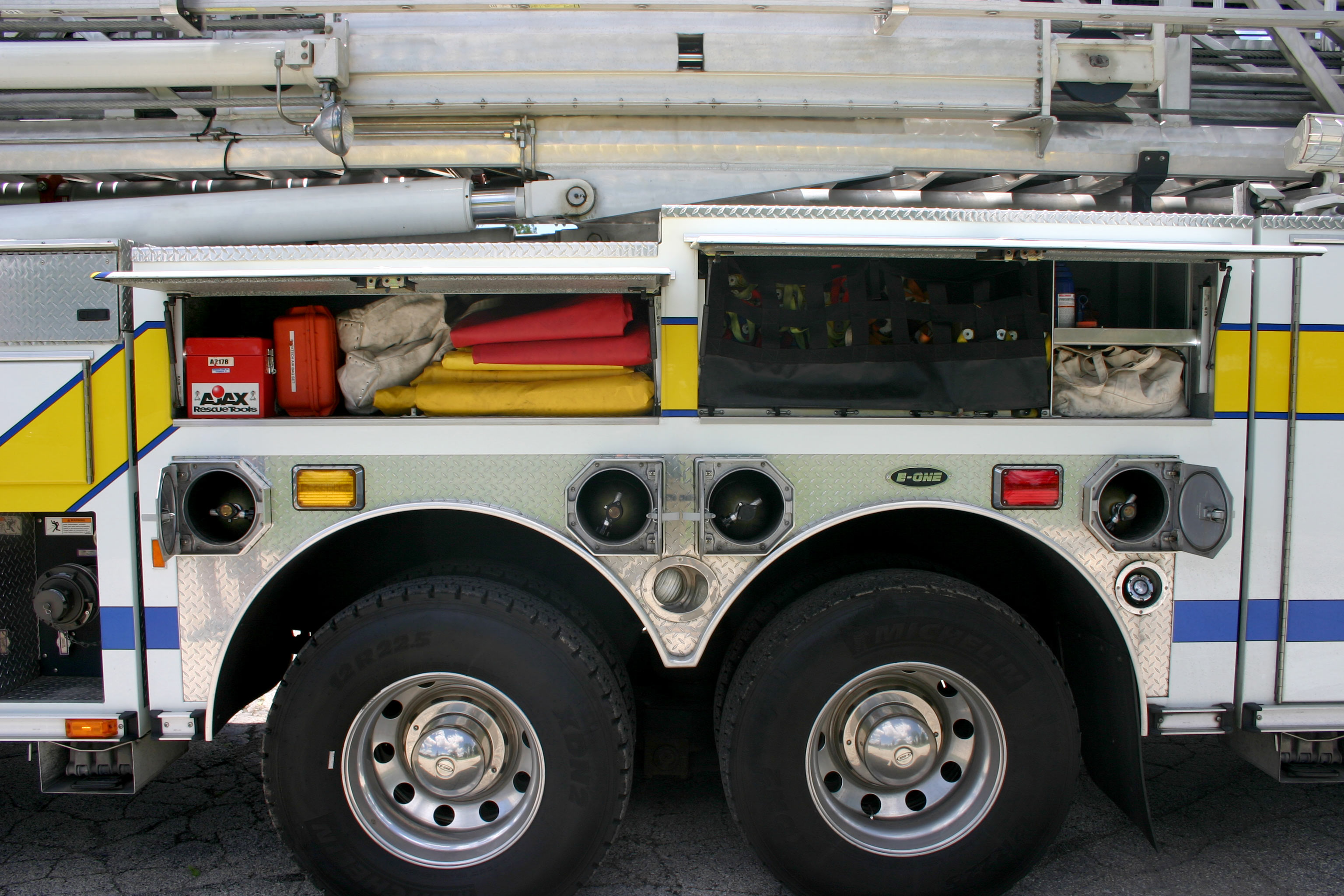 2011 E-One Cyclone II 95' Mid-Mount Tower | Used Truck Details