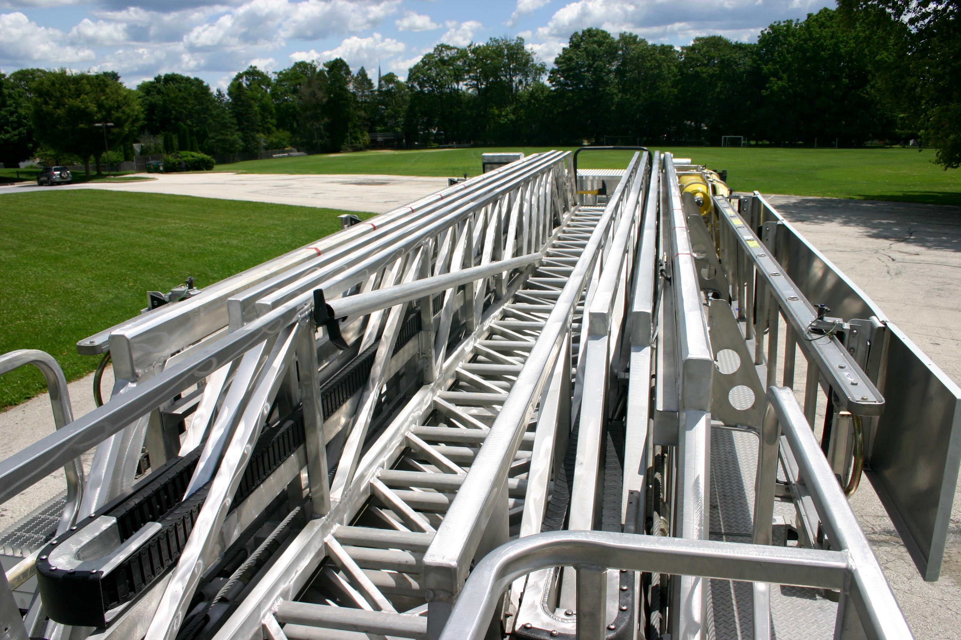 2011 E-One Cyclone II 95' Mid-Mount Tower | Used Truck Details