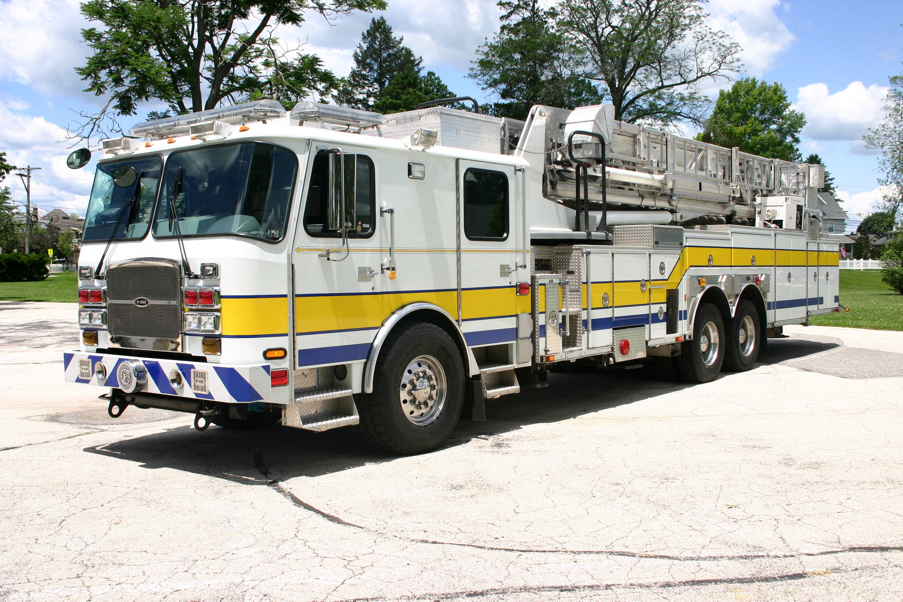 2011 E-One Cyclone II 95' Mid-Mount Tower | Used Truck Details