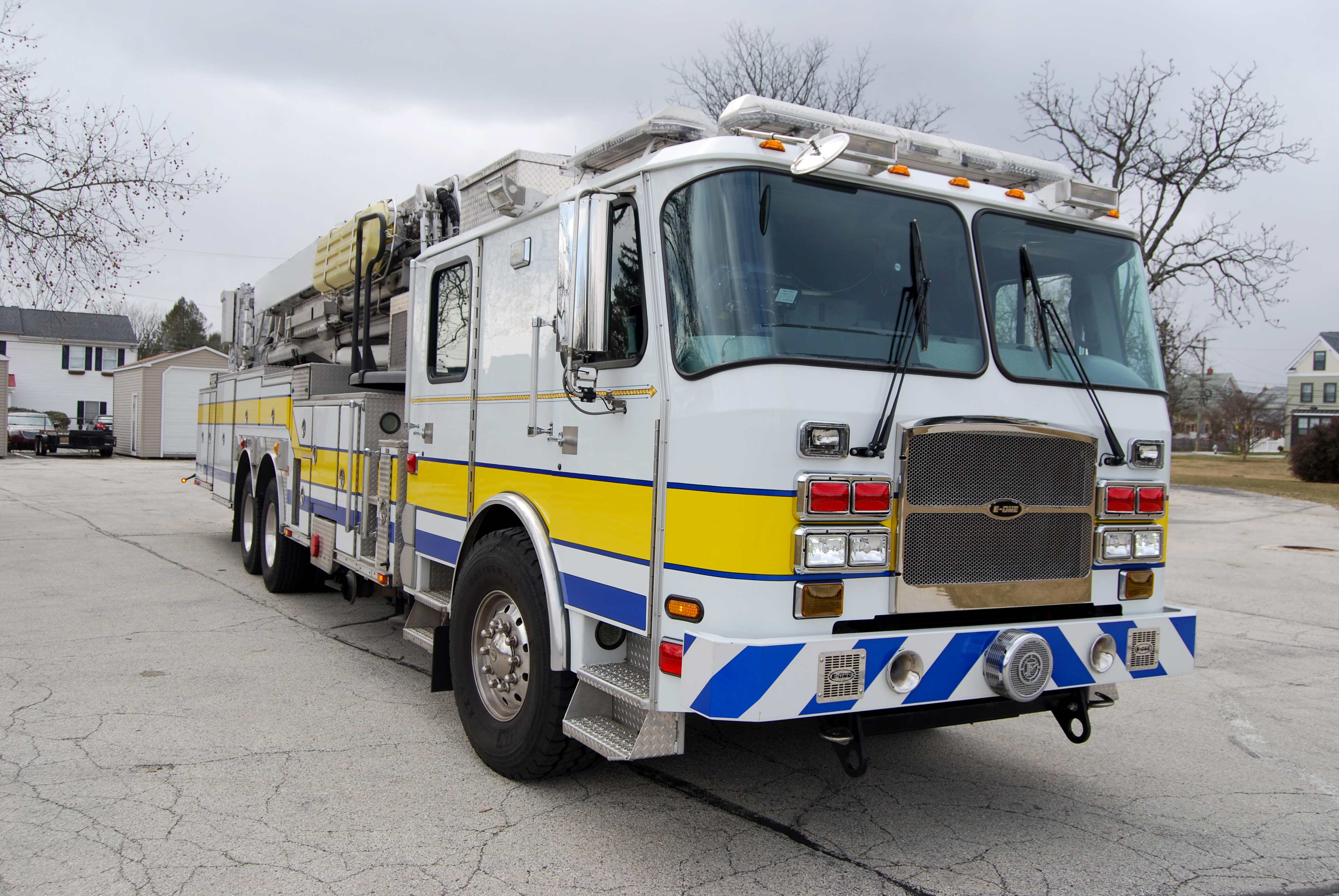 2011 E-One Cyclone II 95' Mid-Mount Tower | Used Truck Details