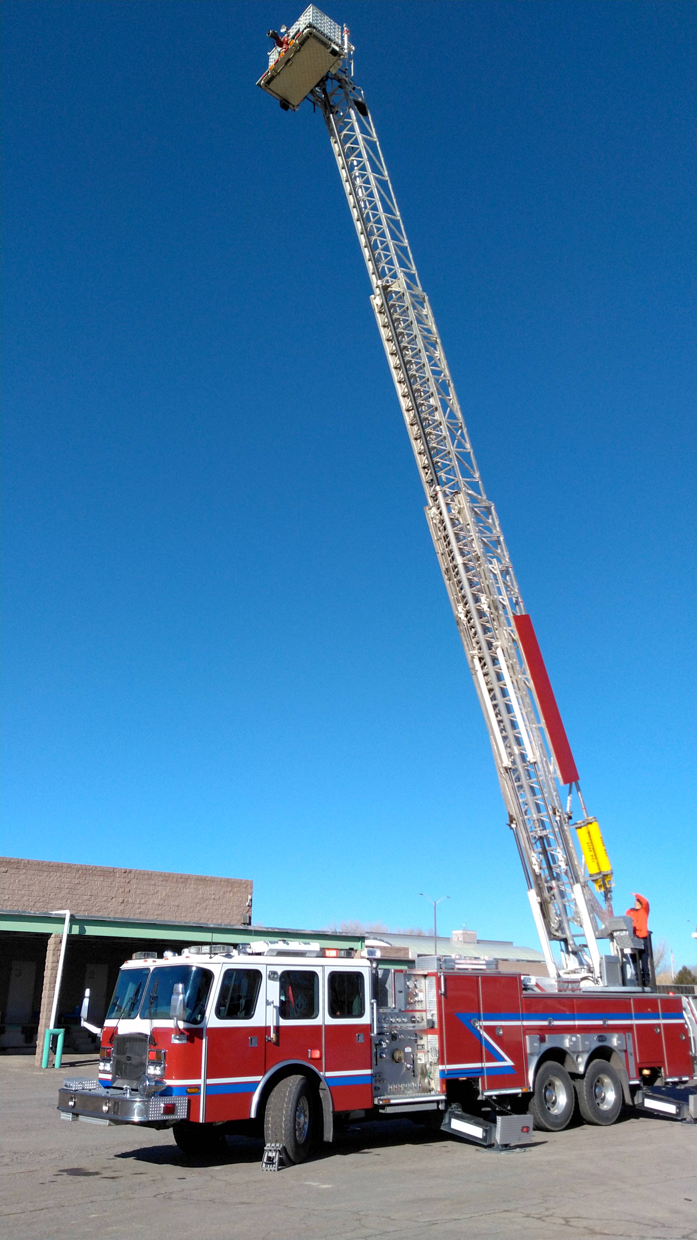 2005 E-One Cyclone II 95' Platform | Used Truck Details