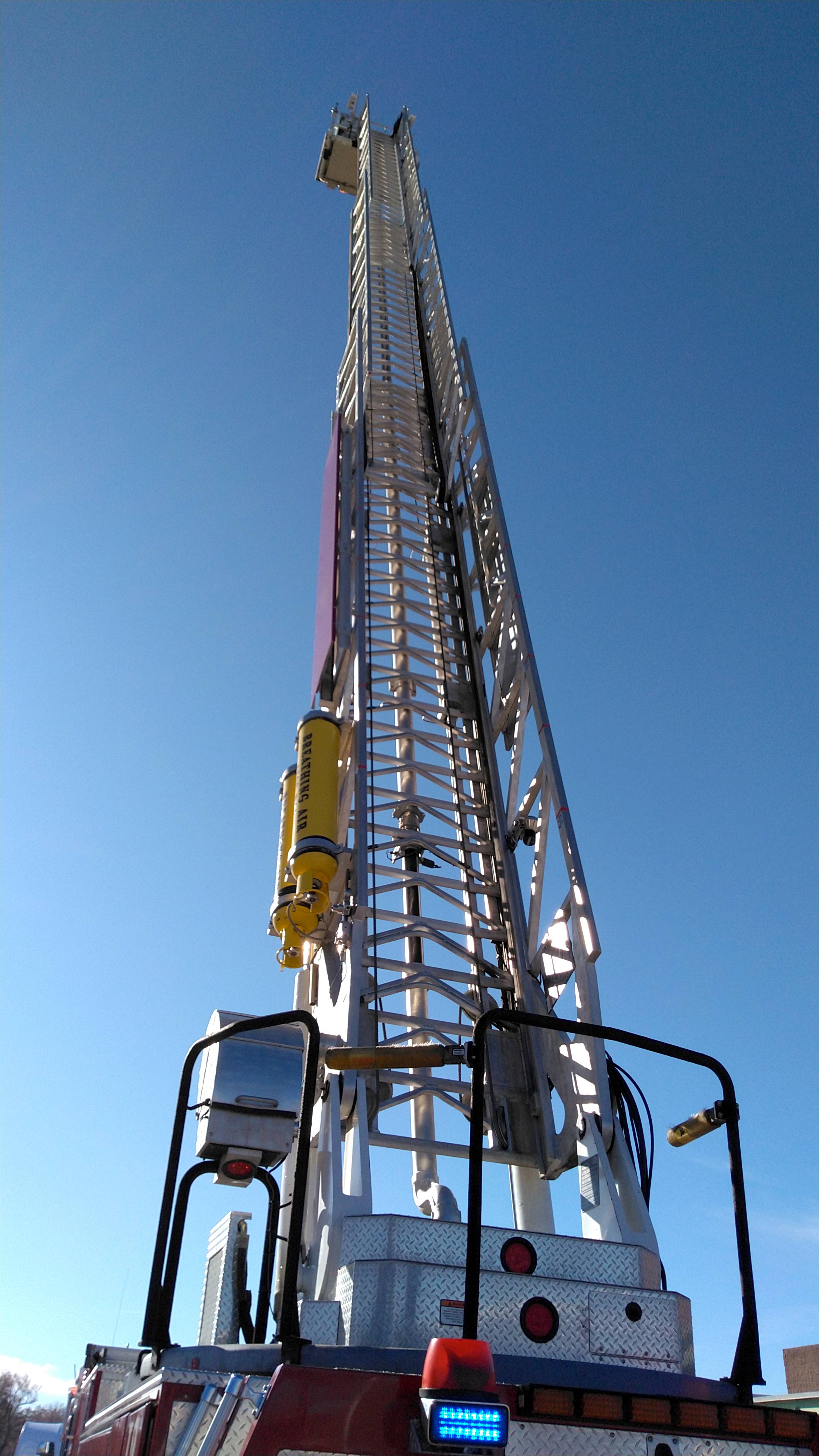 2005 E-One Cyclone II 95' Platform | Used Truck Details