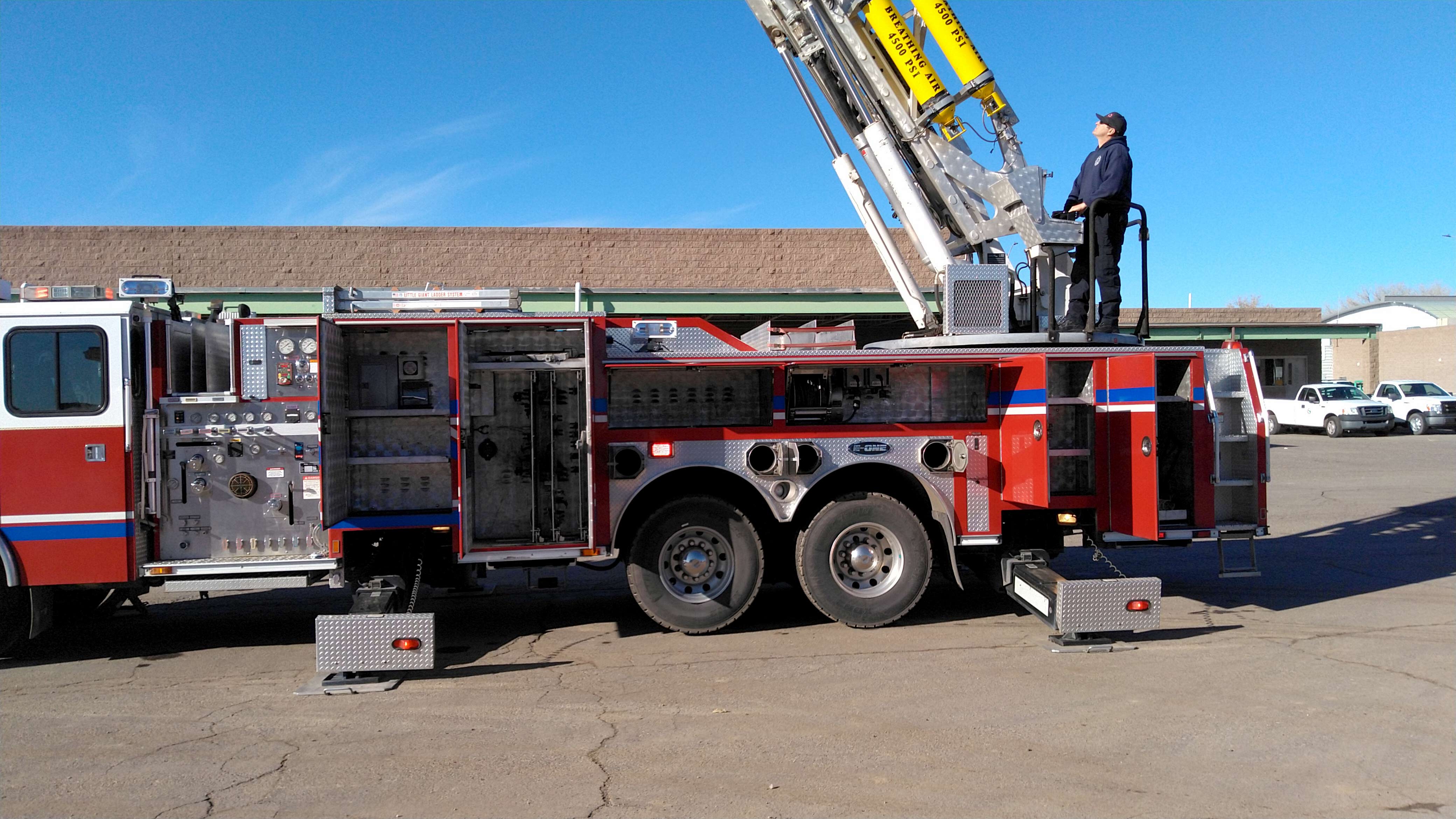 2005 E-One Cyclone II 95' Platform | Used Truck Details